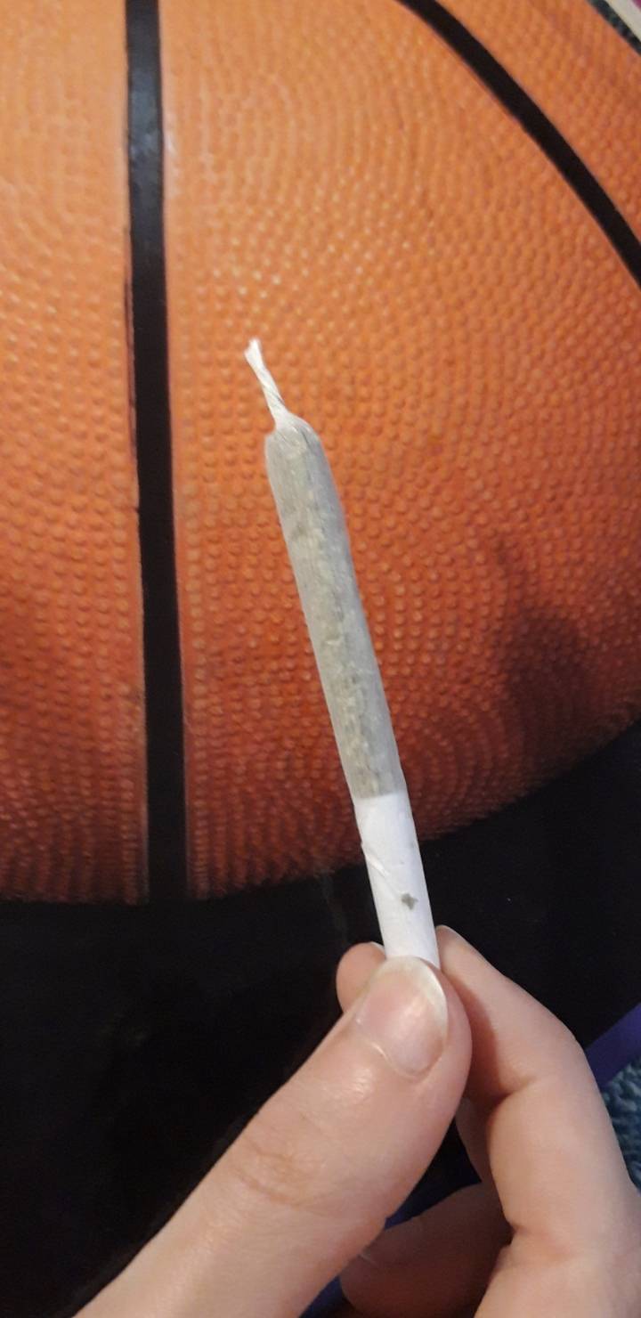 My girlfriend rolled her first joint, I'm so proud | Scrolller