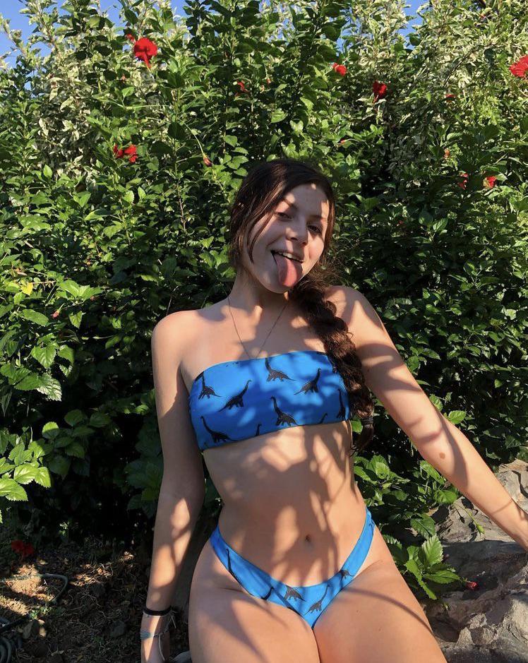 My hot sis lmk if you like her | Scrolller