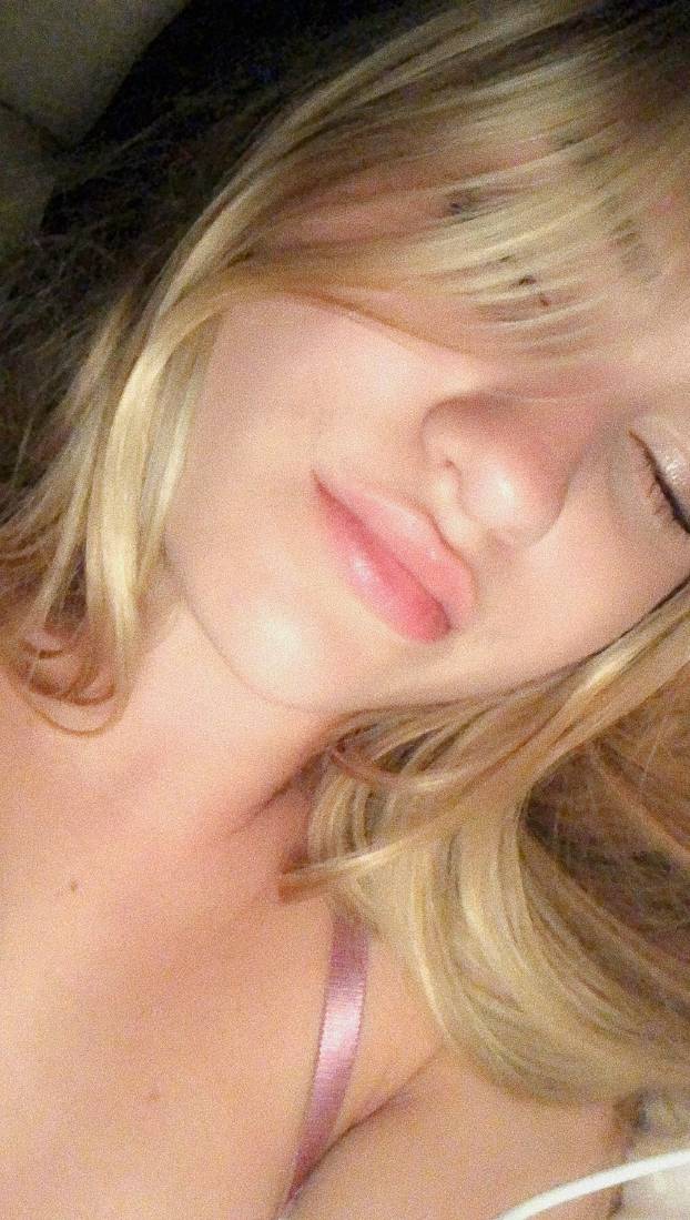 My lips look so full here (24f) | Scrolller