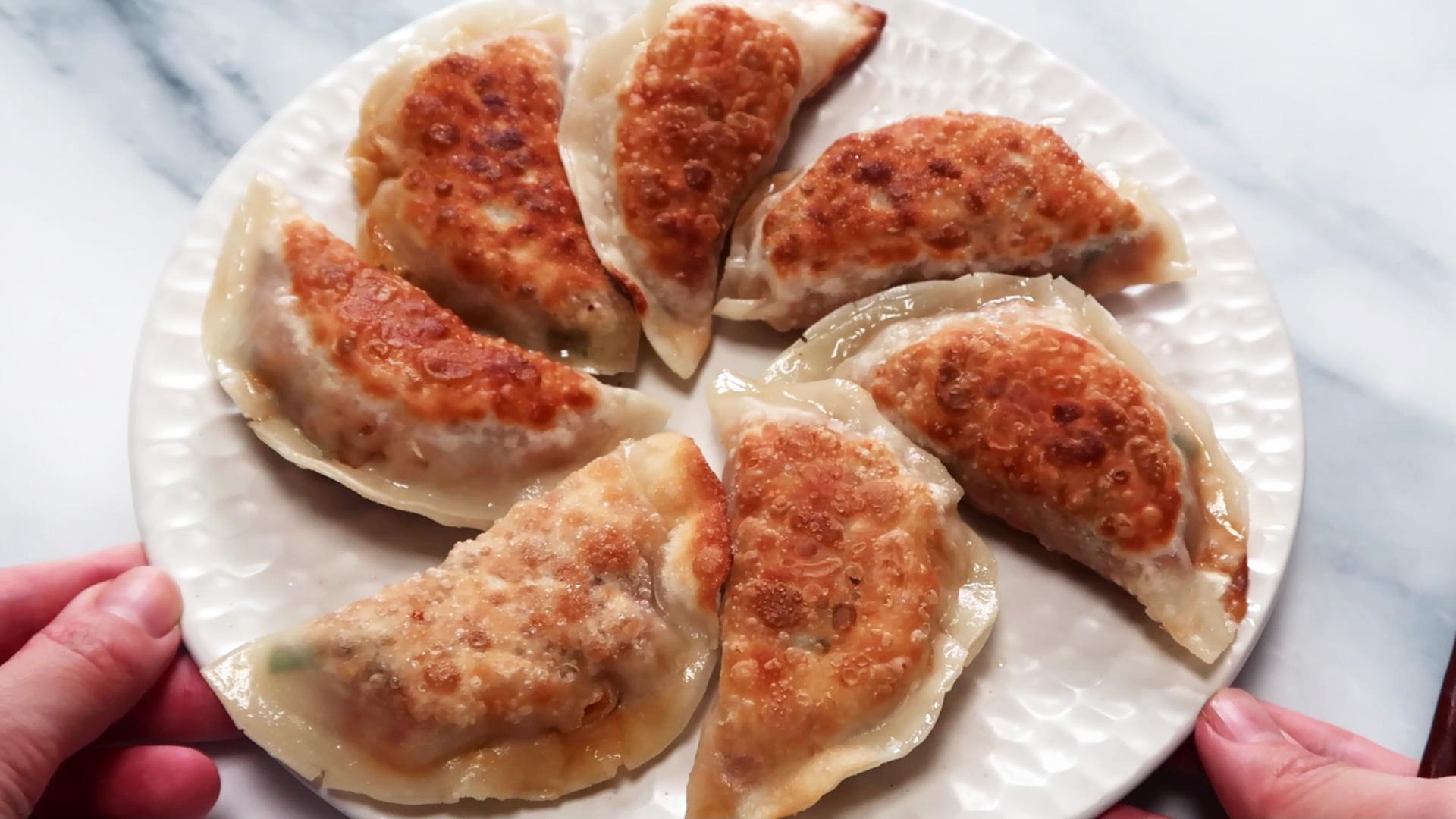 I made Korean dumplings (mandu) with ramen inside. It turned out as delicious as expected ...