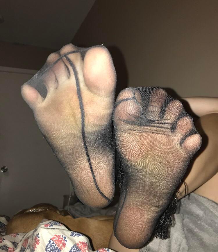 My pretty little spread toes in my fave nylon socks 🤤🥰 | Scrolller