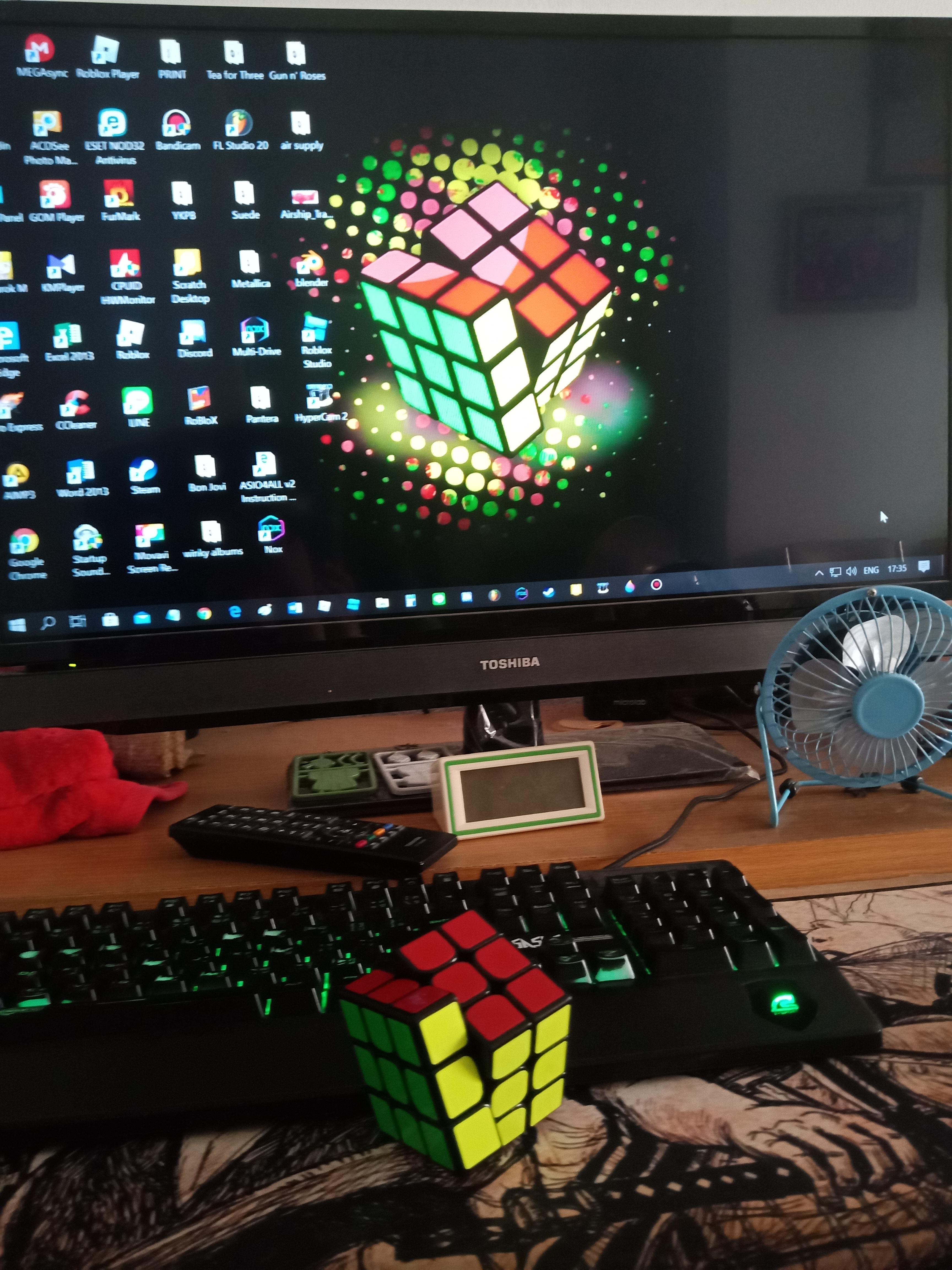 My rubiks cube cosplaying my wallpaper | Scrolller