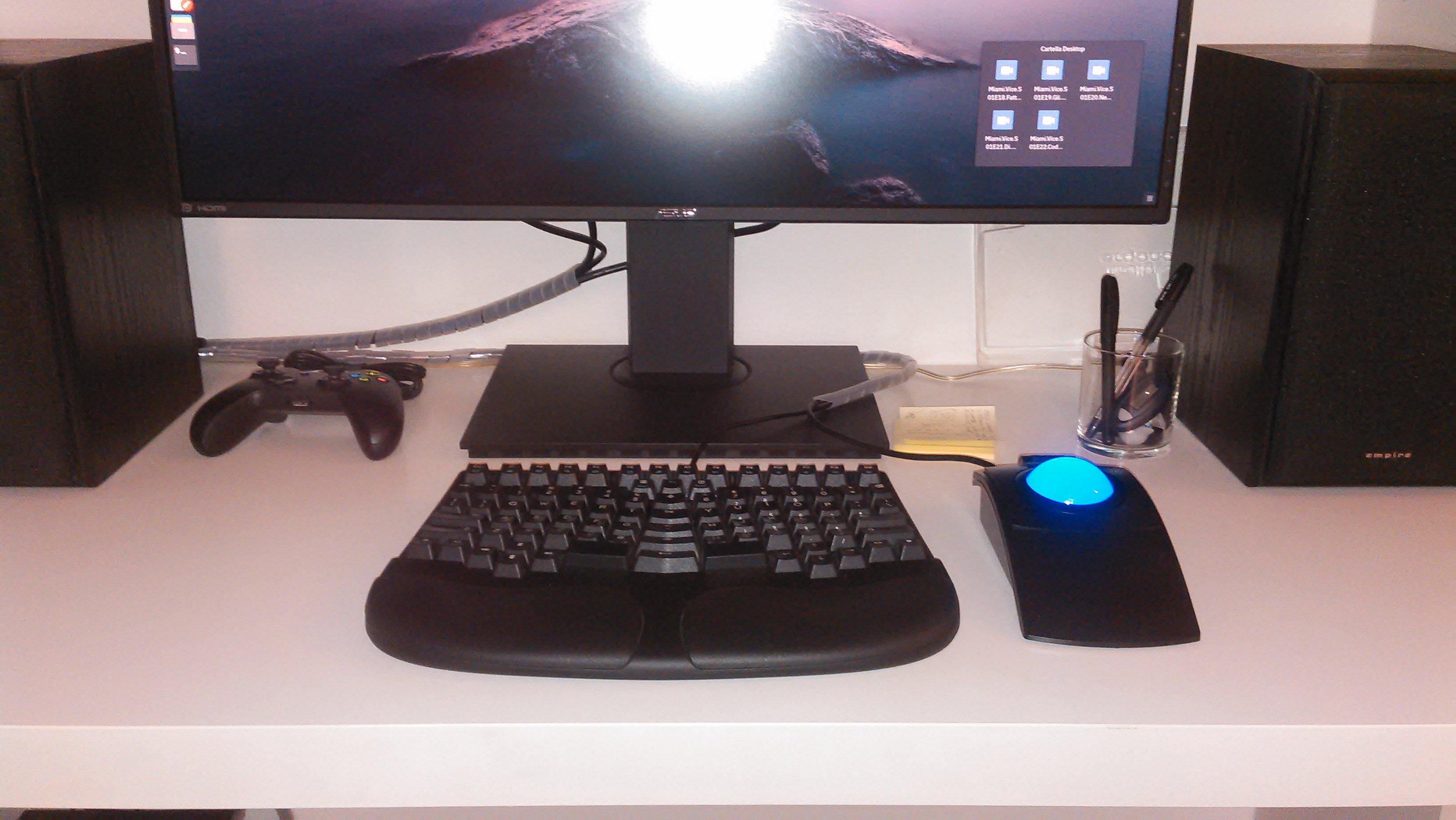My setup: Truly ergonomic keyboard + CST trackball | Scrolller