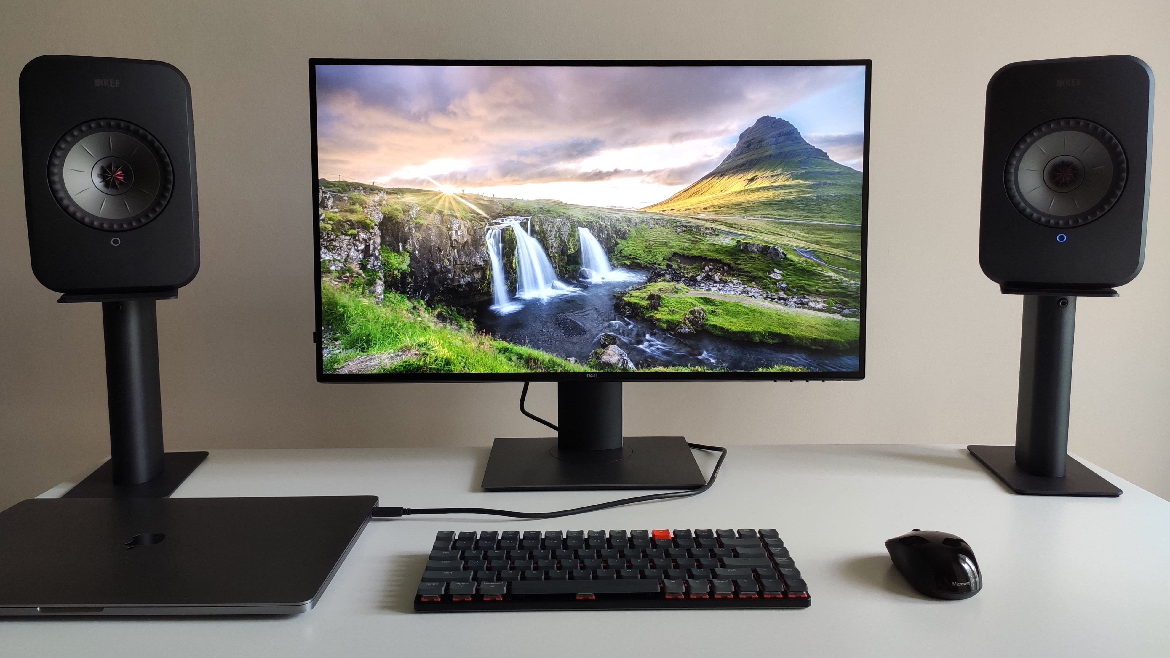 My small desk setup | Scrolller