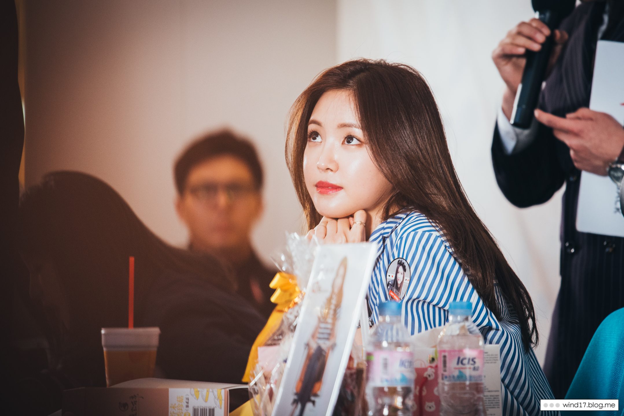 Naeun gently staring at you | Scrolller