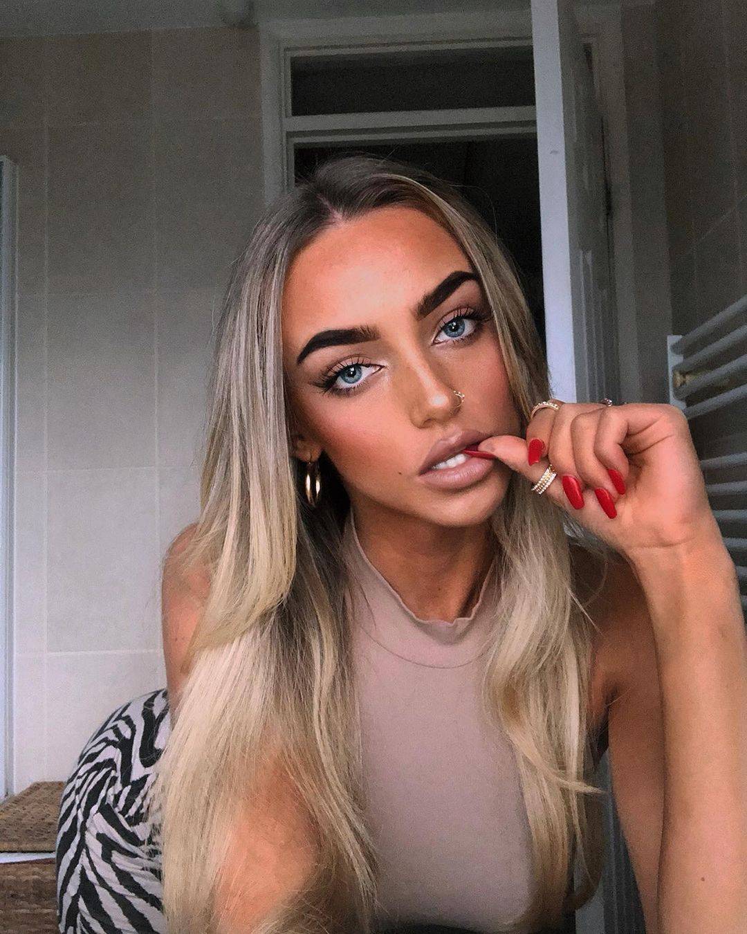 Nail biting | Scrolller