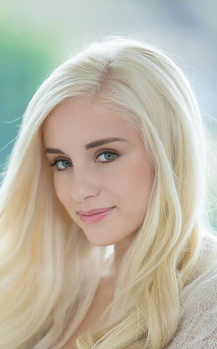 Naomi Woods Is Pristine Scrolller