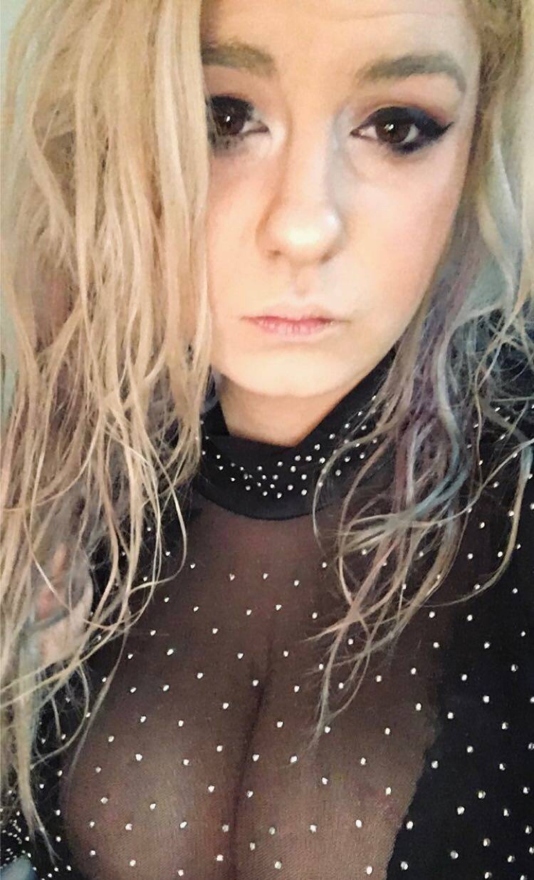 Naughty blonde | Scrolller