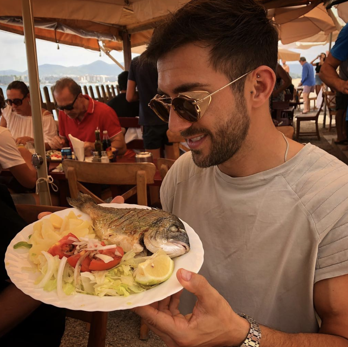 Need help identifying these sunglasses !! | Scrolller