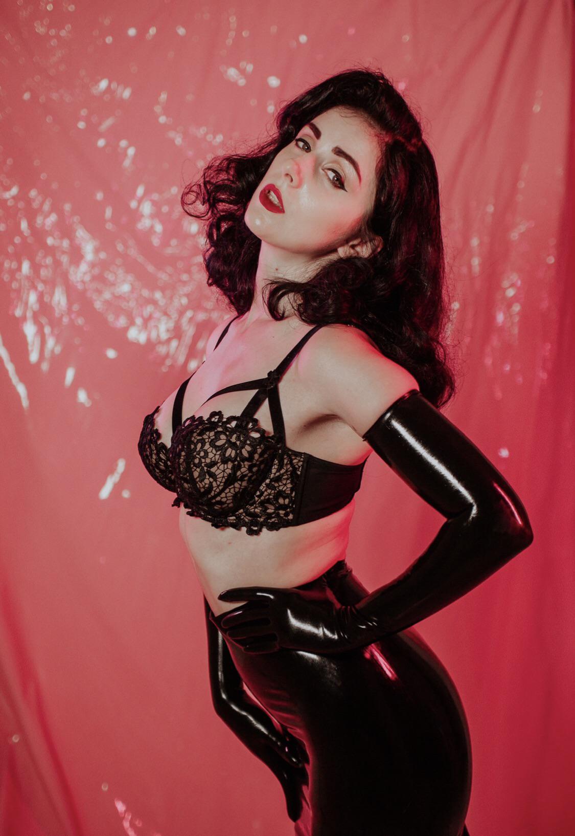 Latex lover | Scrolller