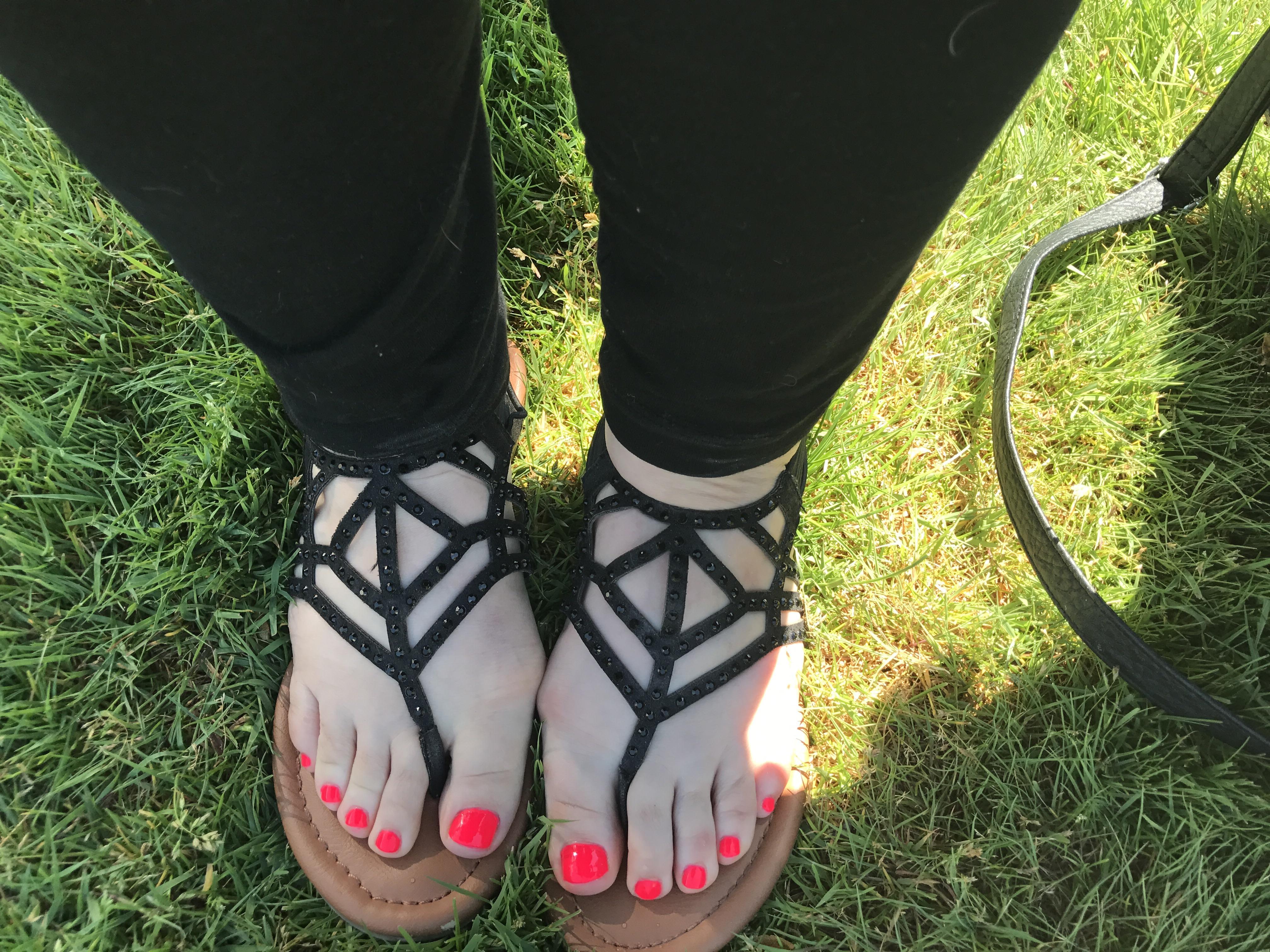 Neon Pink Toes 🤷🏼‍♀️ Scrolller