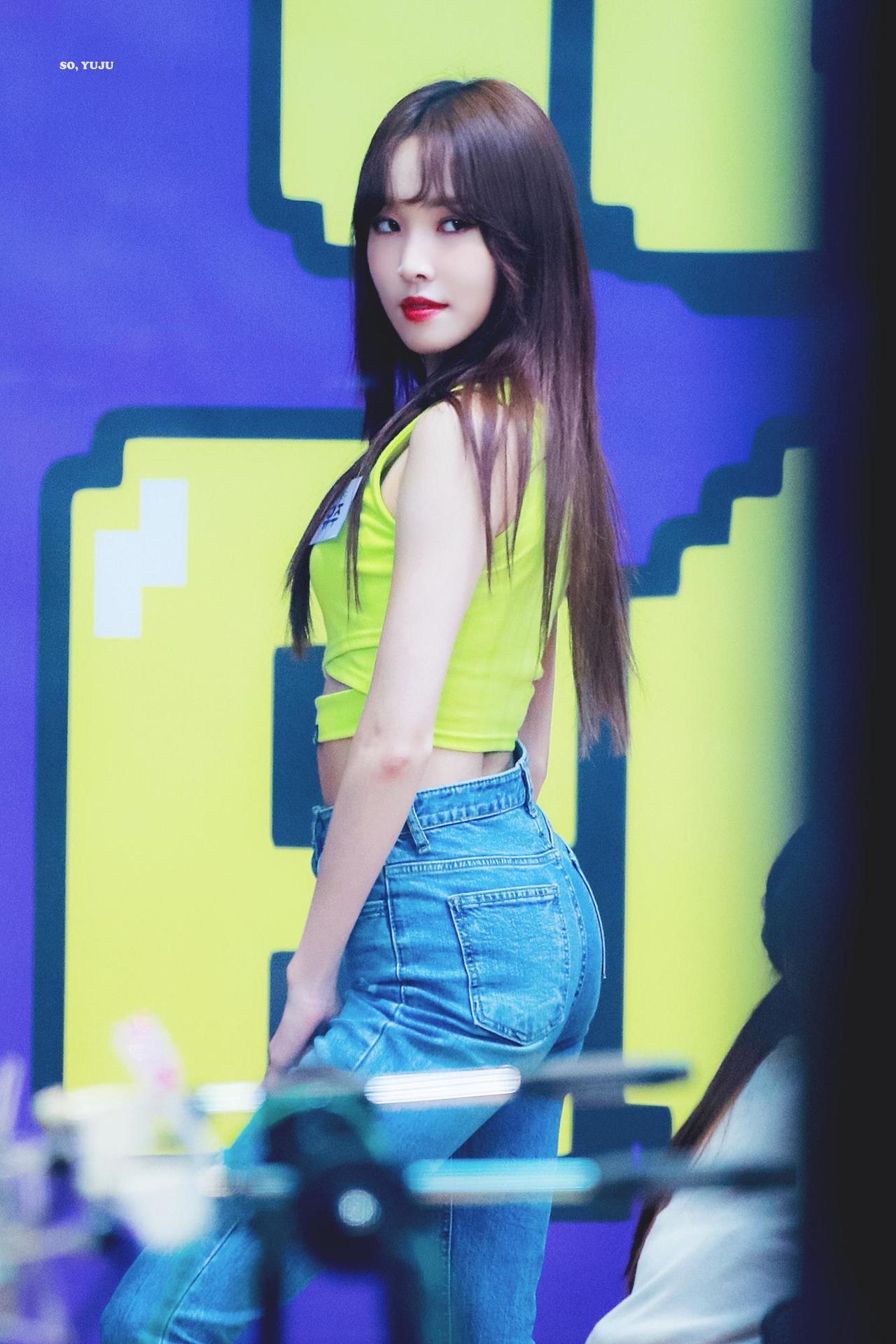 Neon Yuju | Scrolller
