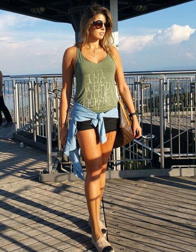 Never-ending legs | Scrolller