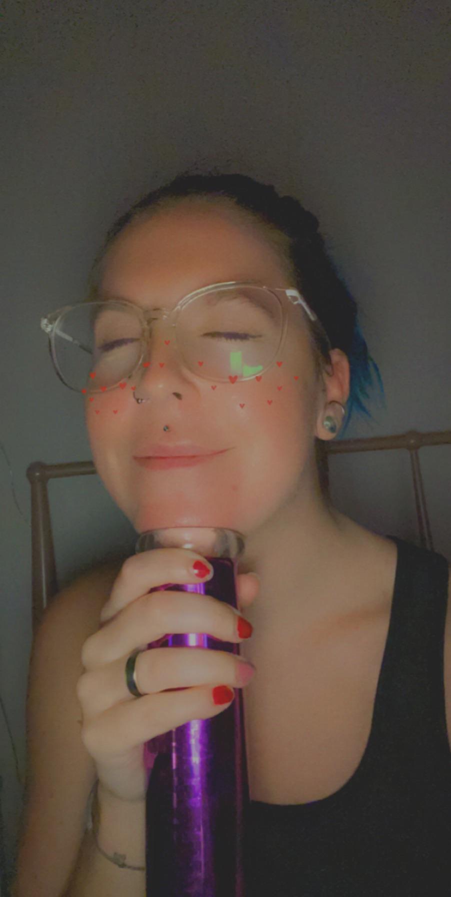 New bong = happy girl | Scrolller