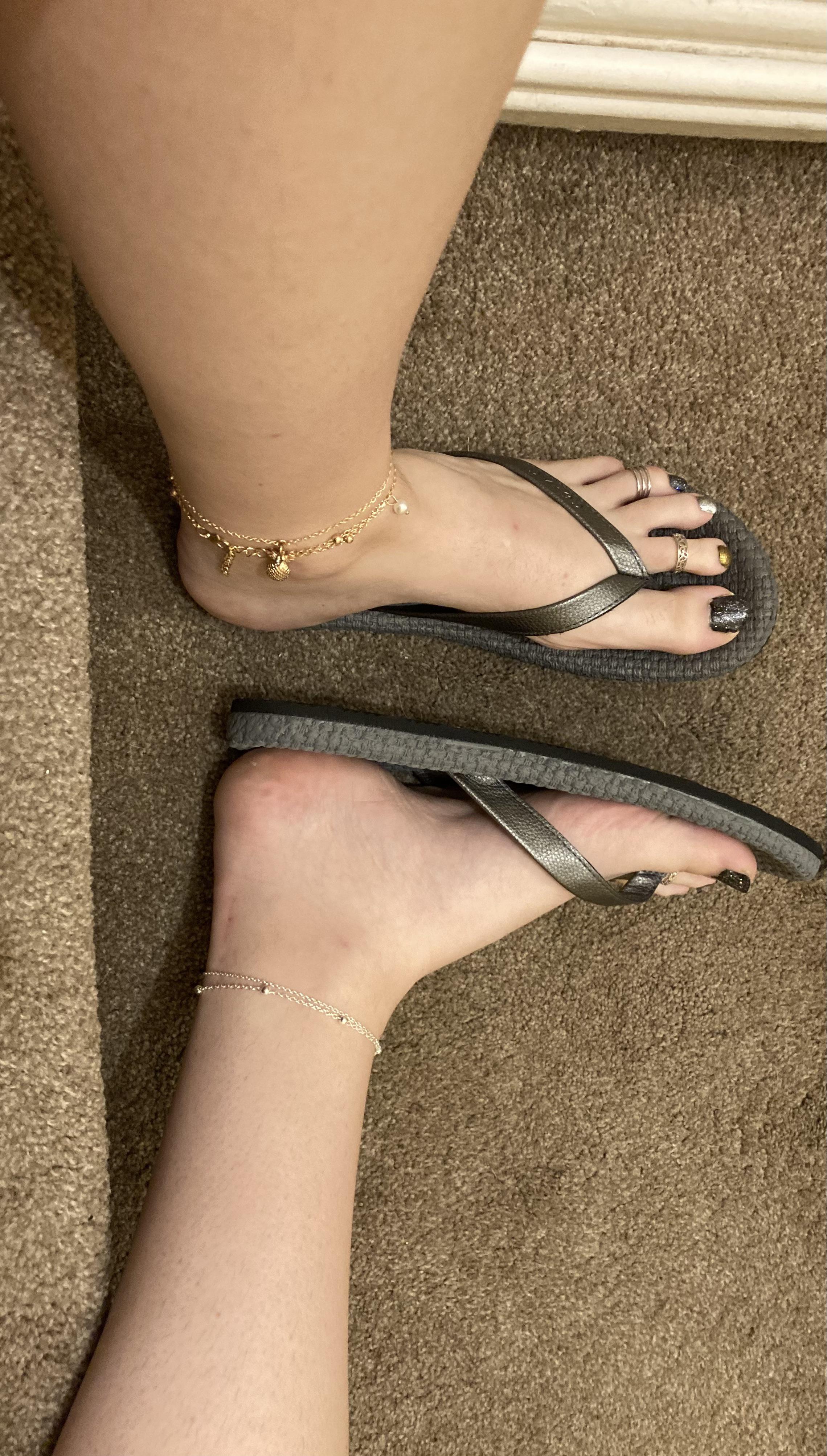 Flip flops and jewellery | Scrolller