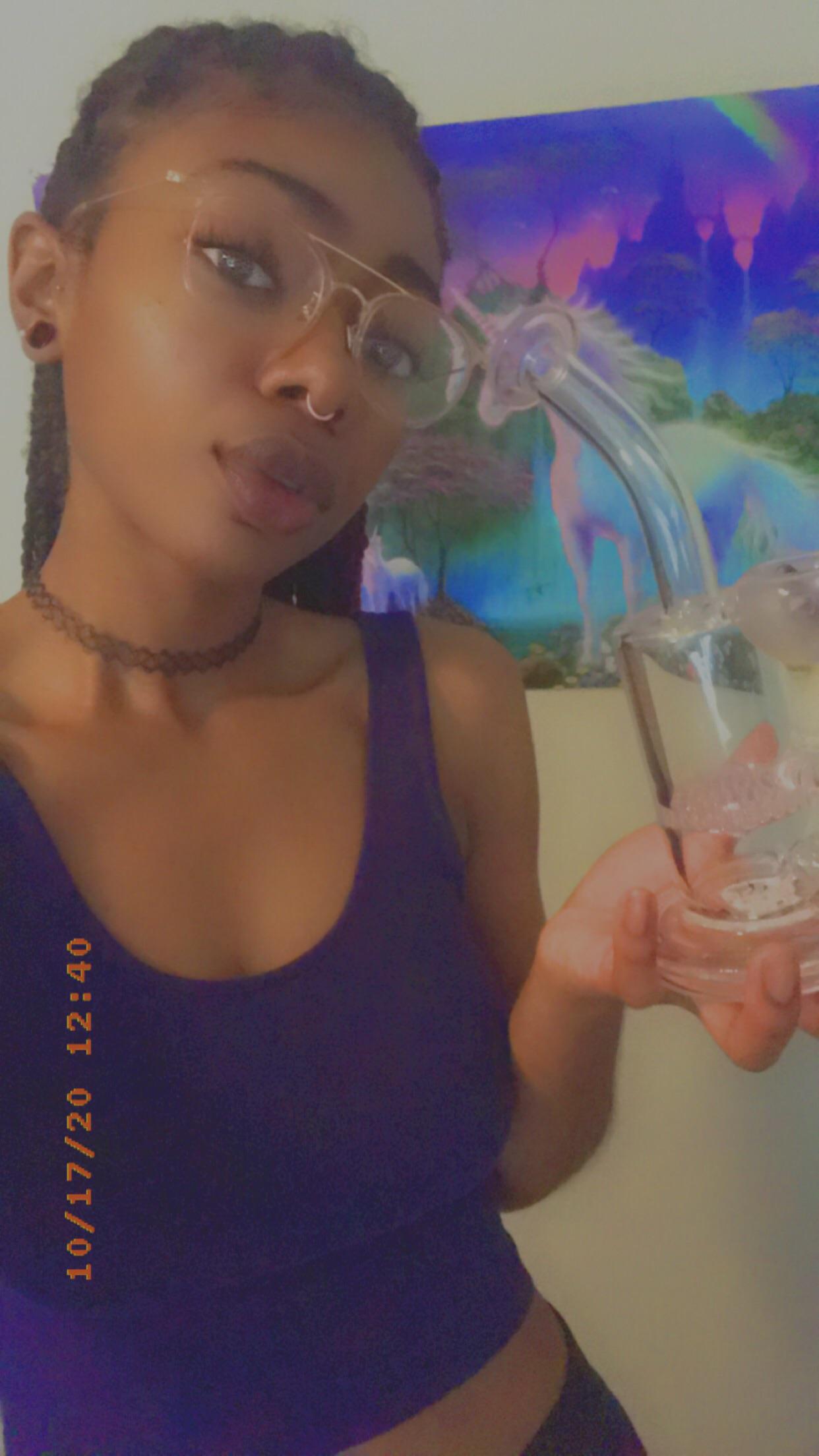 New place, new bong 🥳 (23) | Scrolller