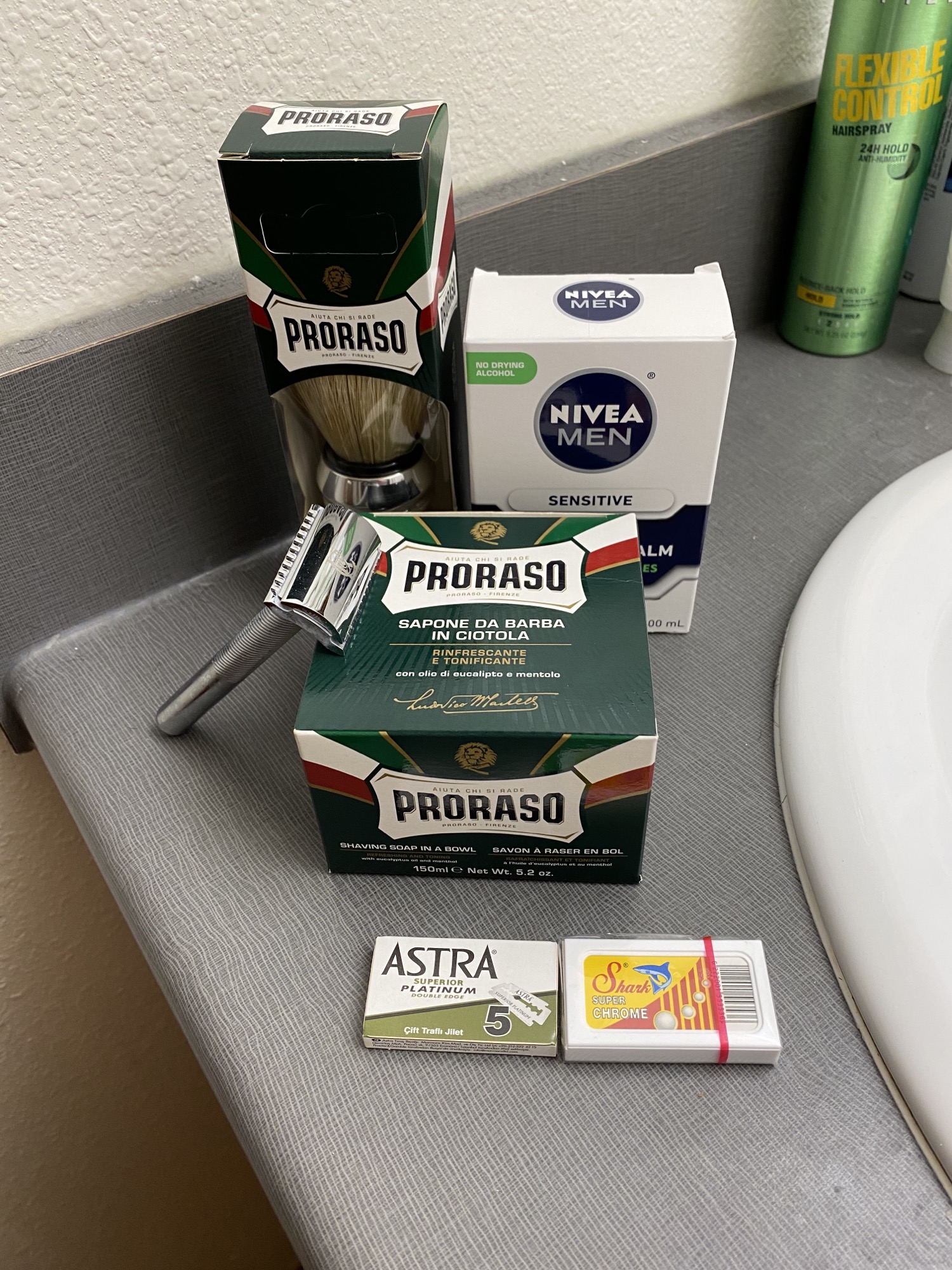 New Setup! I began DE shaving about two weeks ago and I decided to get a proper shaving setup ...