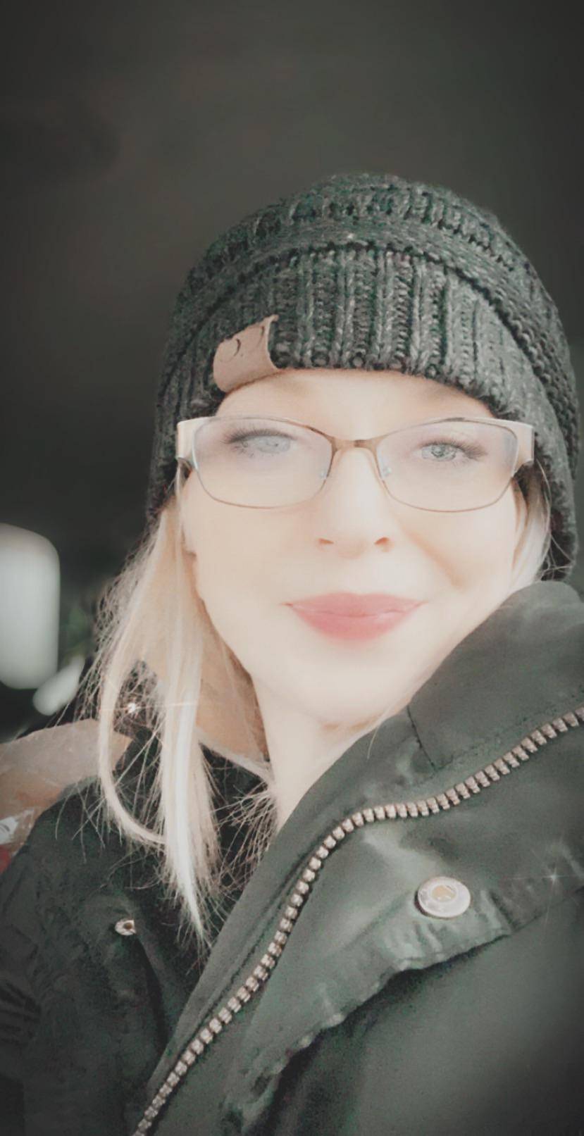 New to faces 🙋🏼‍♀️ hello beautiful humans! 💕 | Scrolller