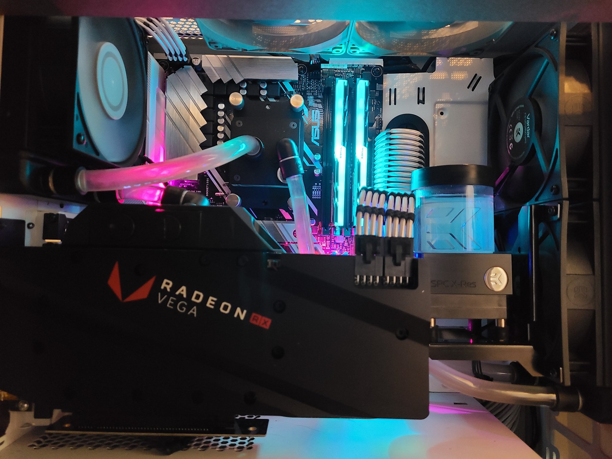 New year, new loop! Decided to add a radiator and flip the GPU on its side. | Scrolller