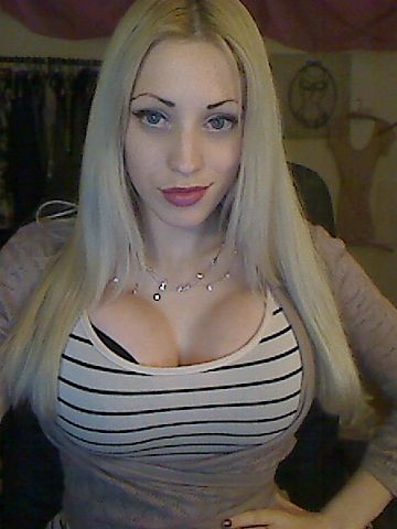 Nice cleavage | Scrolller