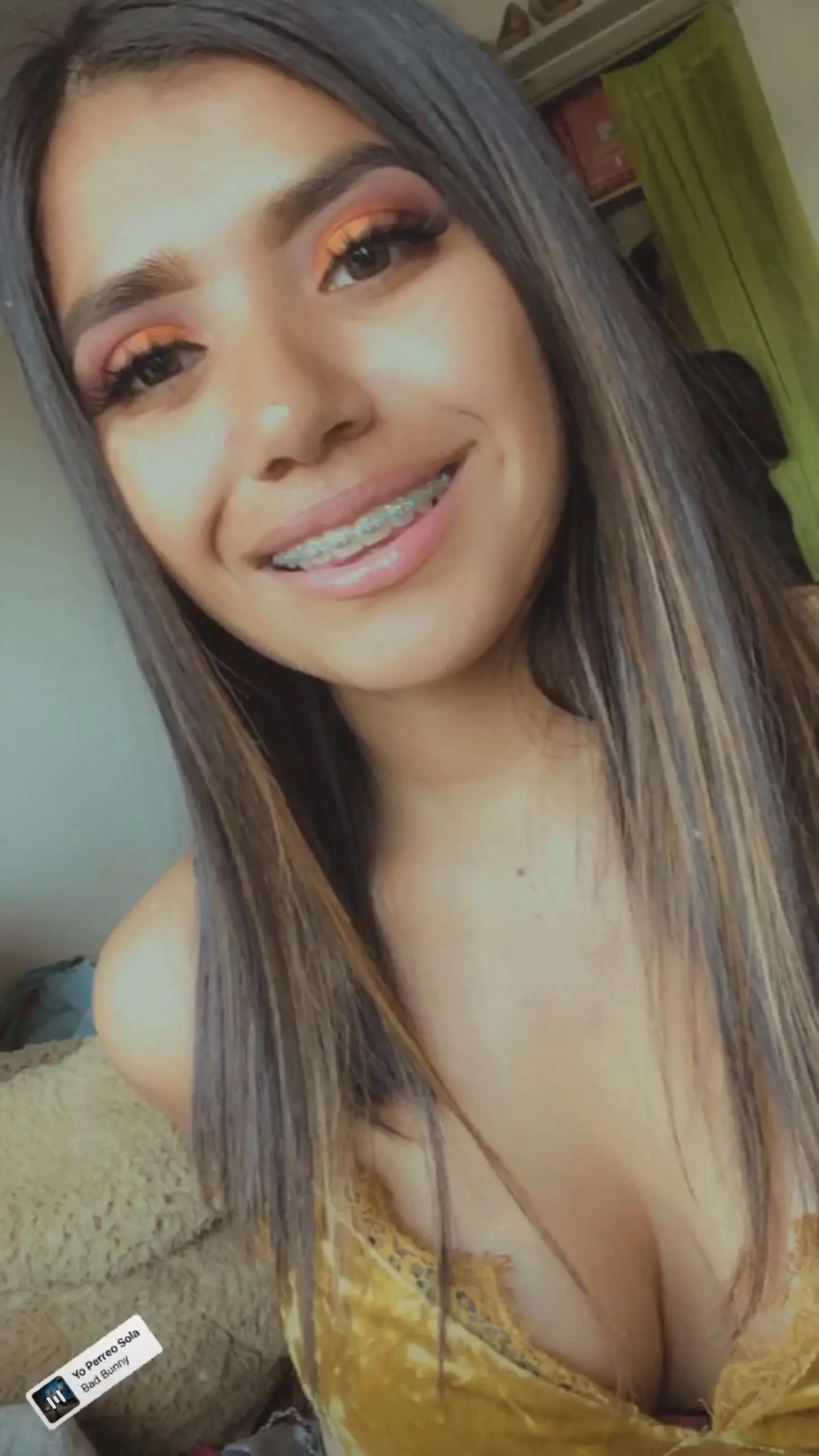 Nice Latina Cleavage Scrolller 1654