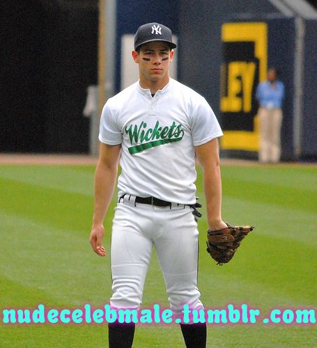 Nick Jonas | Scrolller