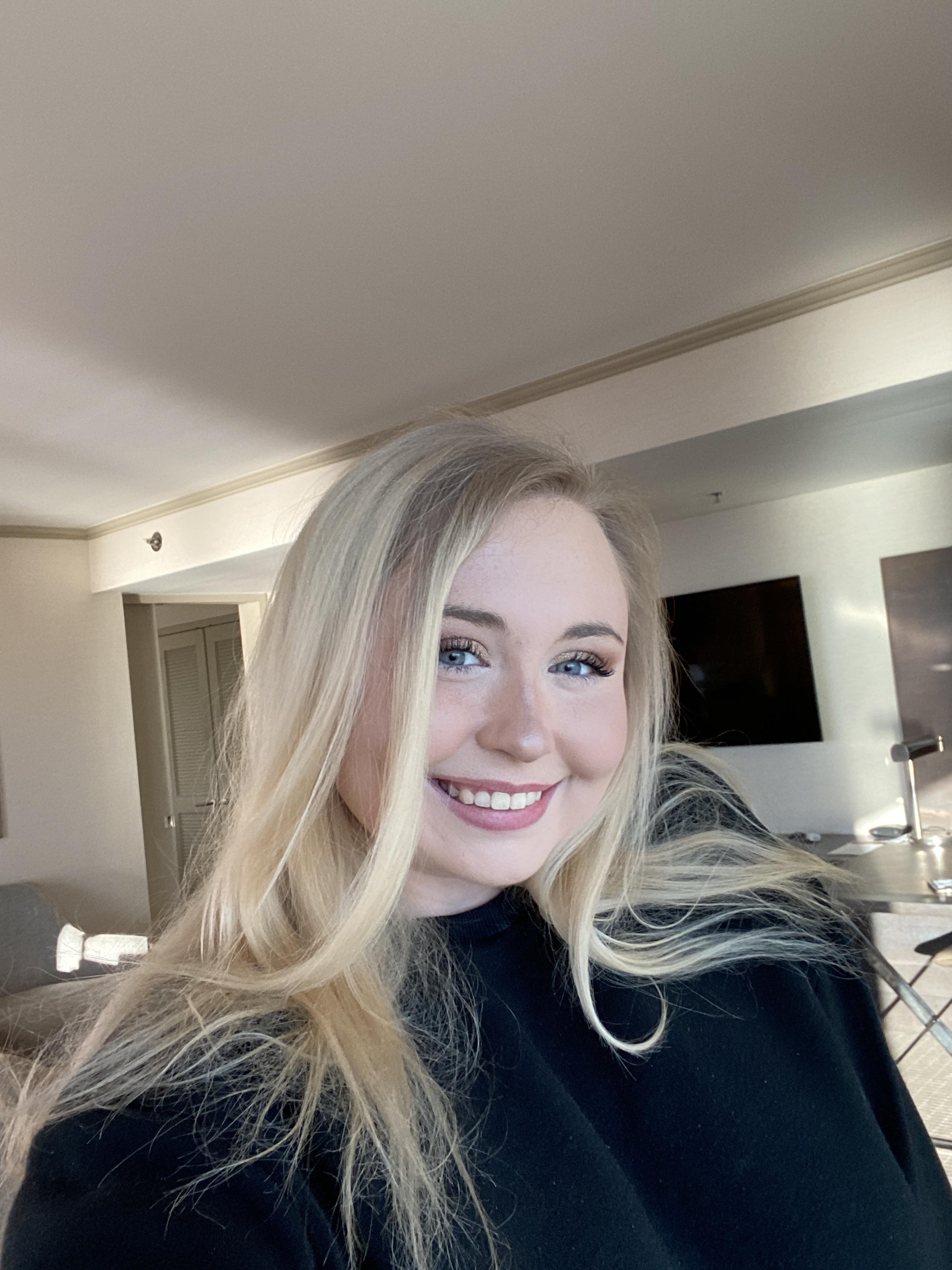 Niki Peacock, behind the scenes in Florida | Scrolller