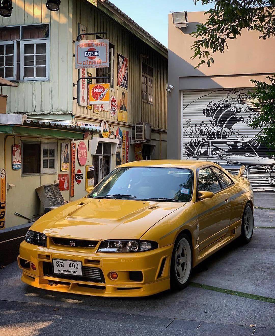 Nissan Skyline R33 GT-R | Scrolller