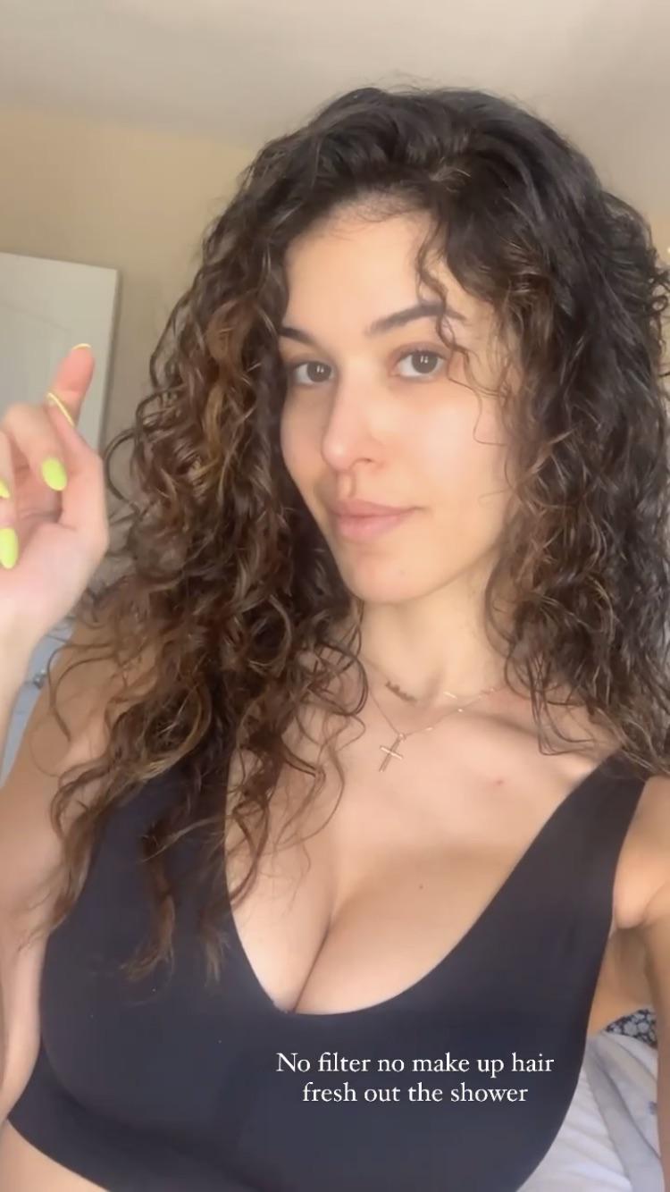 No makeup and cleavage | Scrolller