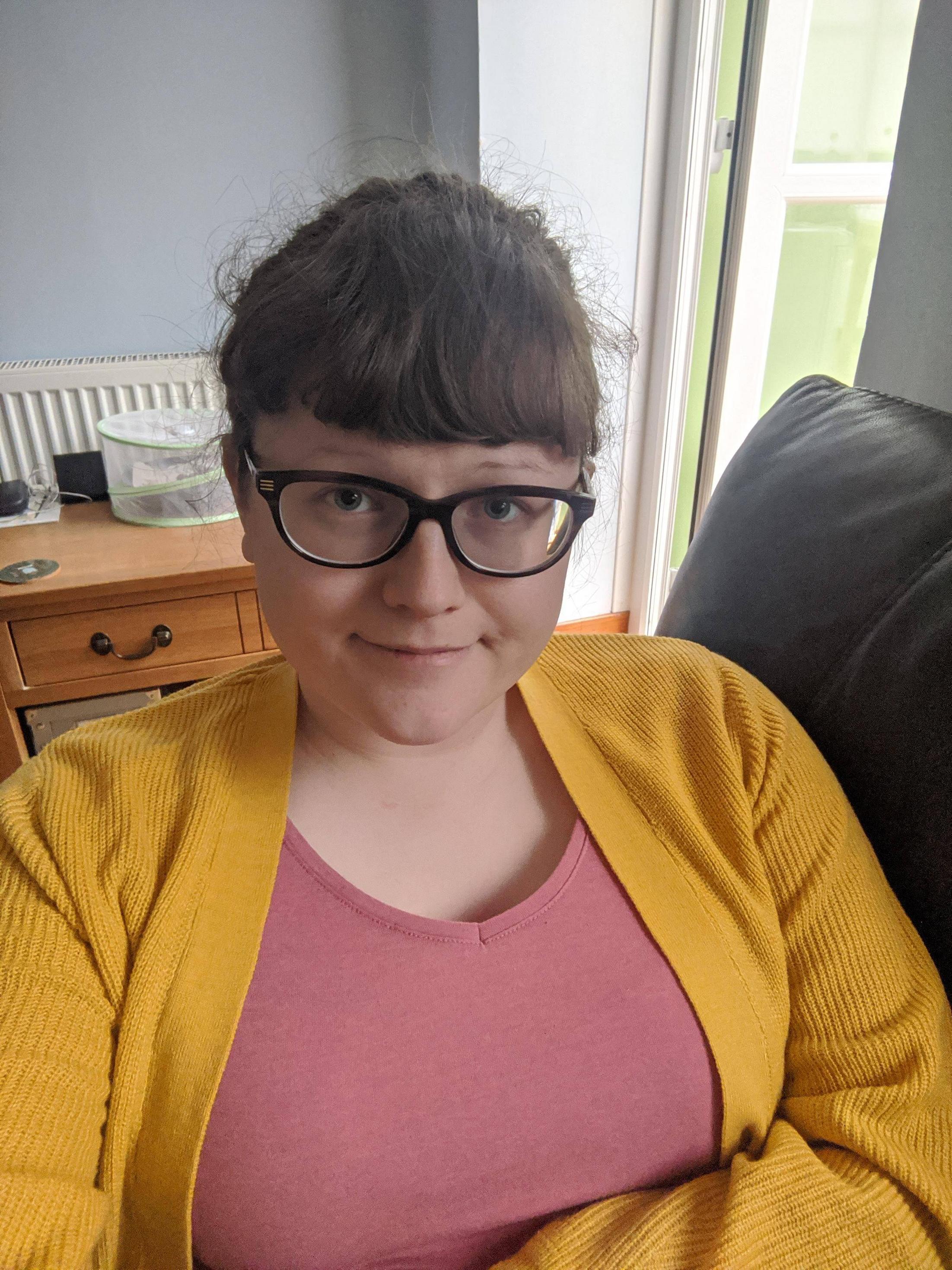 No makeup, messy hair | Scrolller