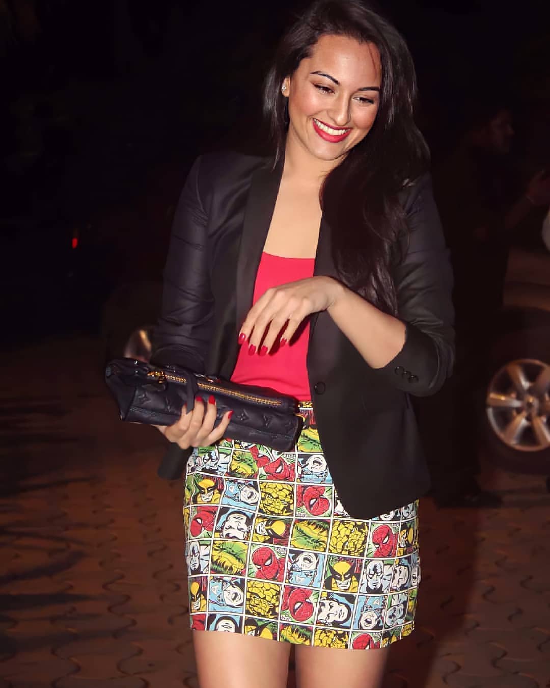 No skin show but Sona is still looking hot | Scrolller