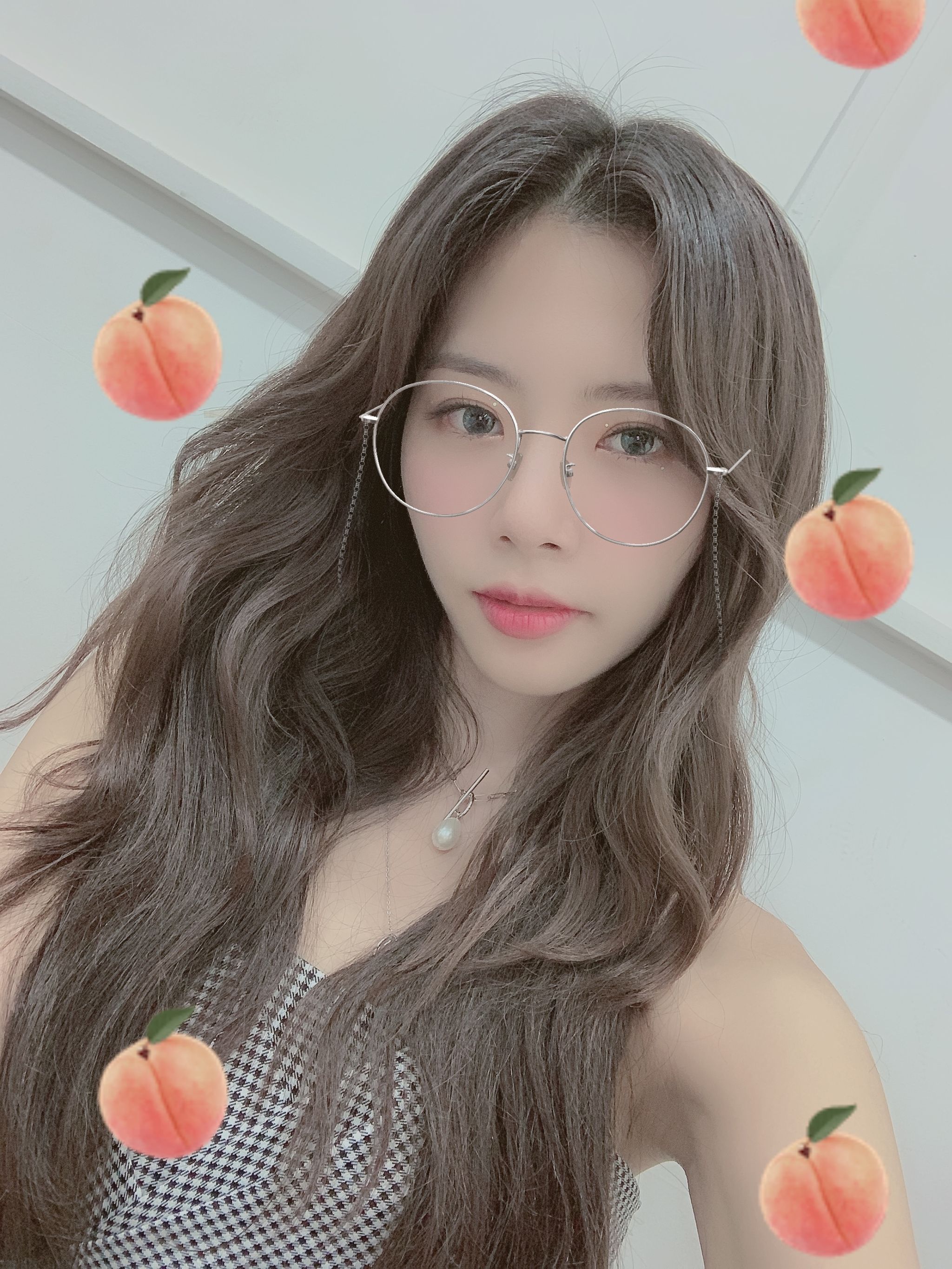 No, that isn't her real spectacles 😆 | From Weverse app | Scrolller