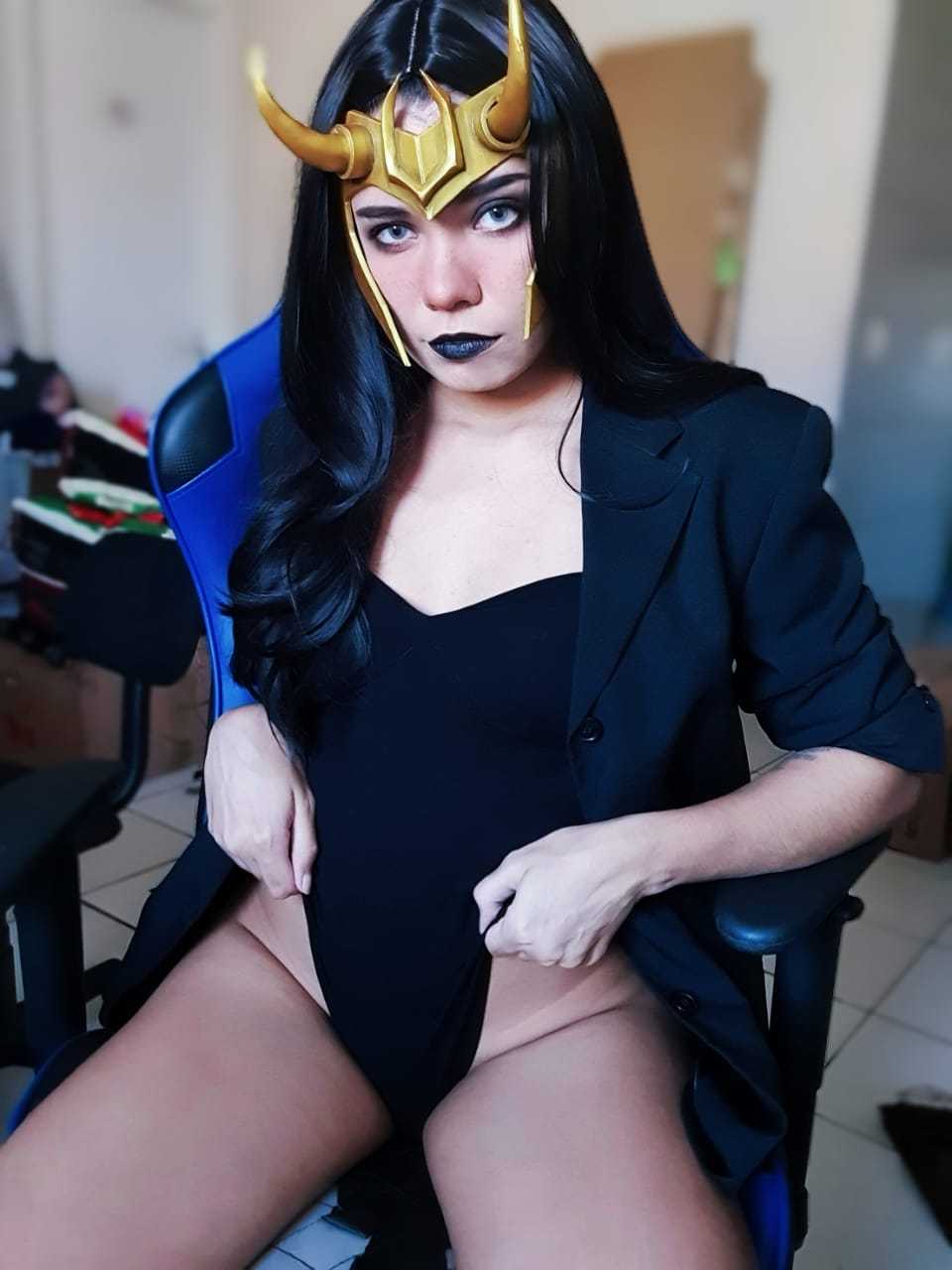 Now kneel! 🖤 | Scrolller