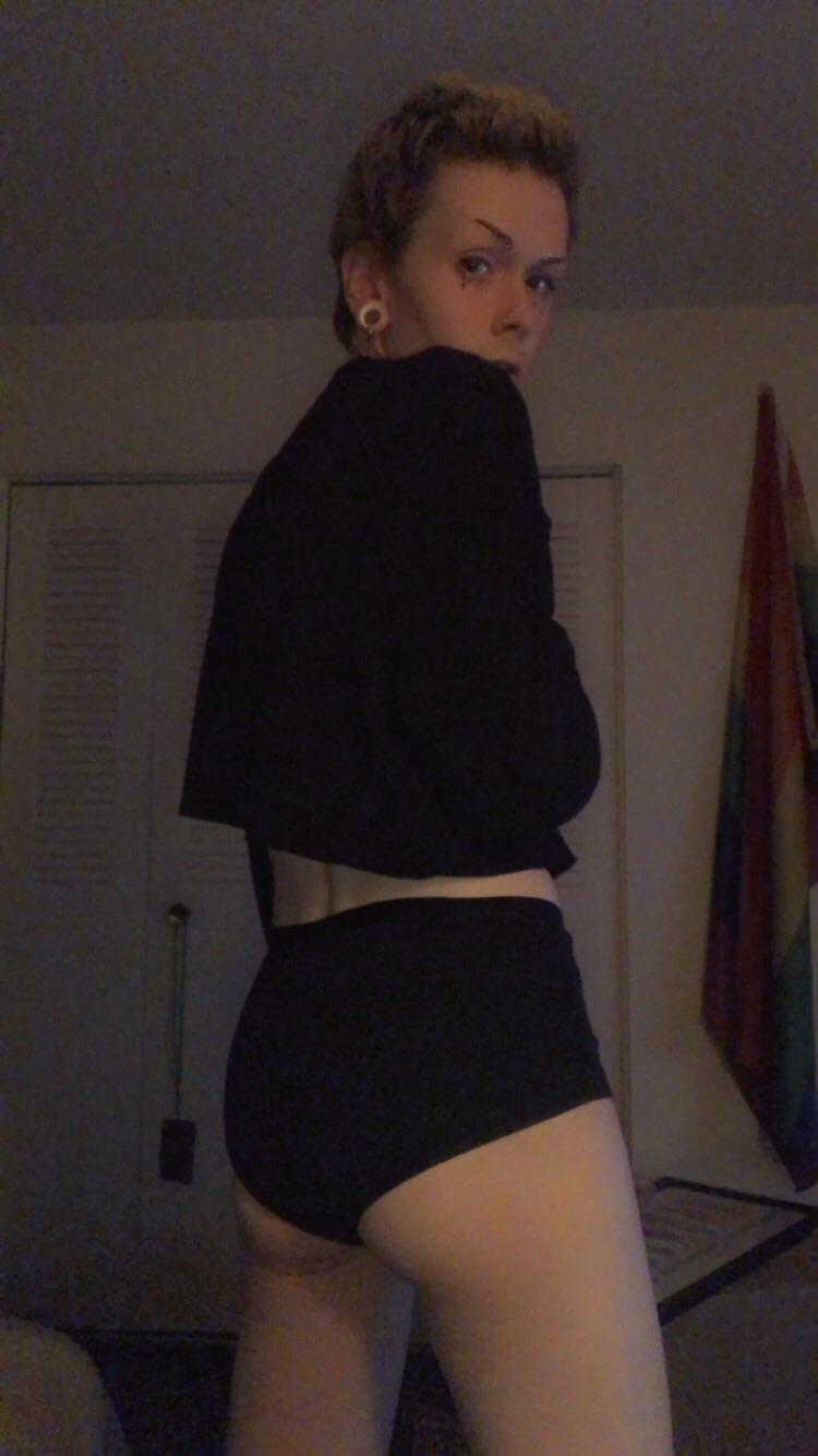 Now taking boifriend applications | Scrolller