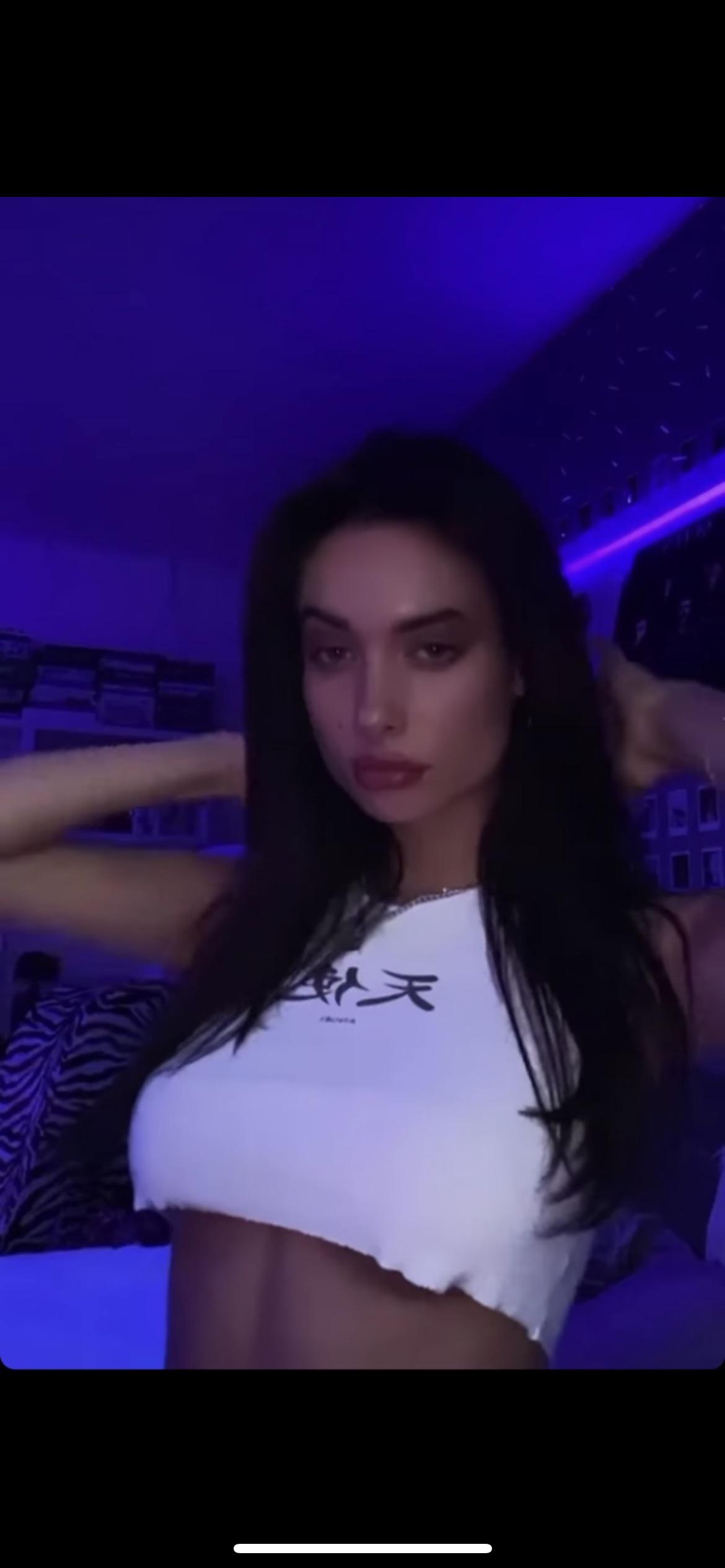 Nur noch bisschen kürzer das Shirt bitte 😍 | Scrolller