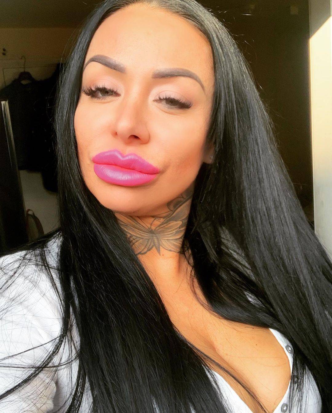 Nut busting lips | Scrolller