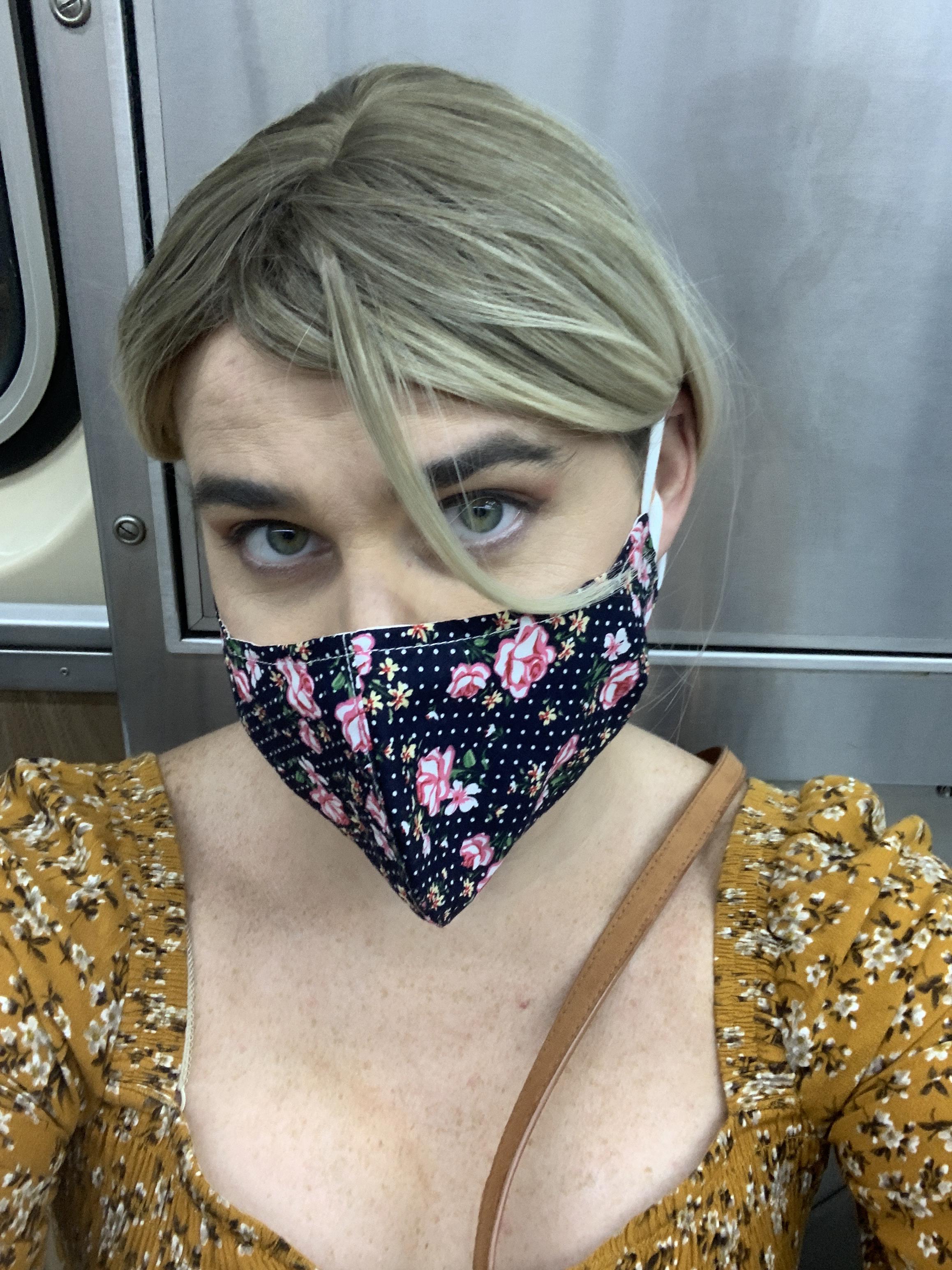 Obligatory El Train Selfie 💋 Scrolller