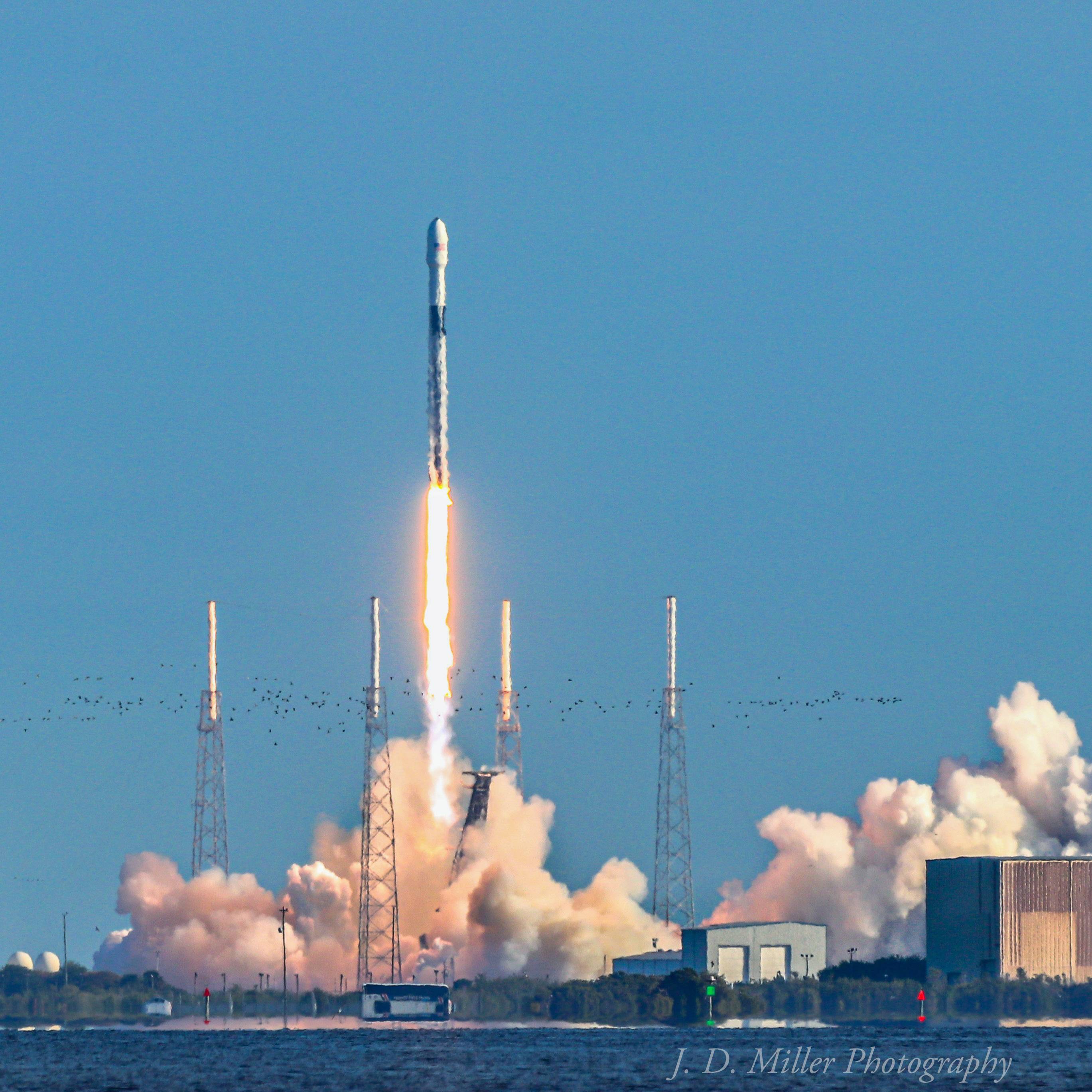 [OC] Liftoff of SpaceX Falcon 9 for Starlink 4 mission. [2738x2737] | Scrolller