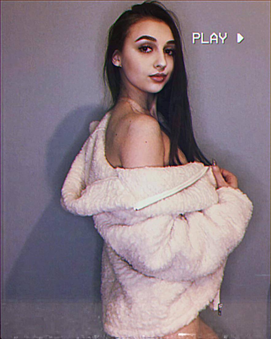 Off the shoulder | Scrolller