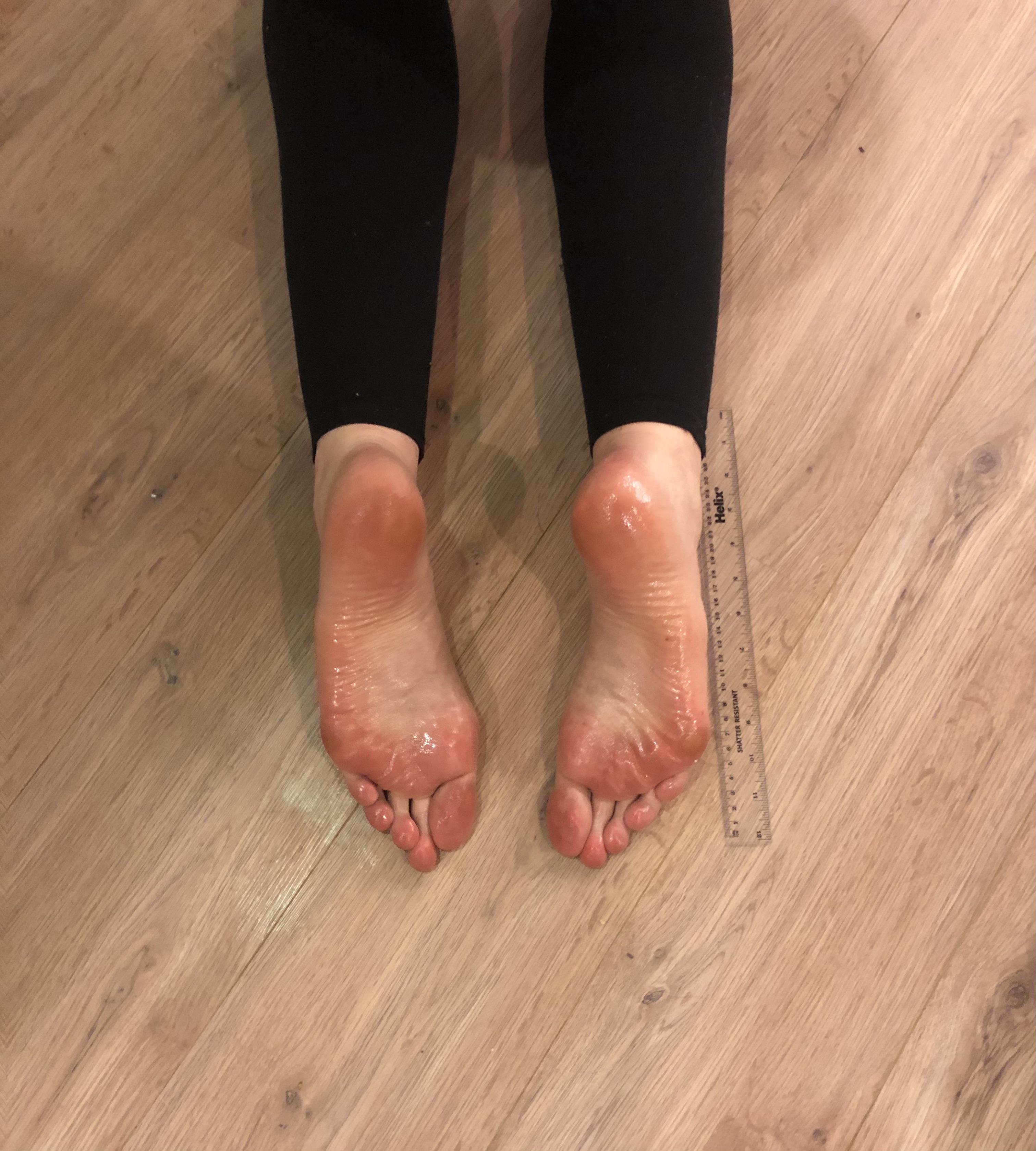 Oily soles and toes! | Scrolller