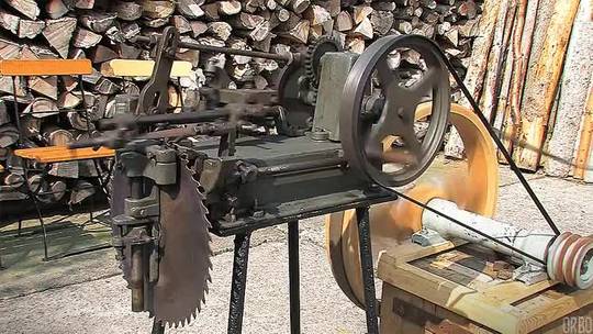 Old school circular saw sharpening machine. [L] | Scrolller