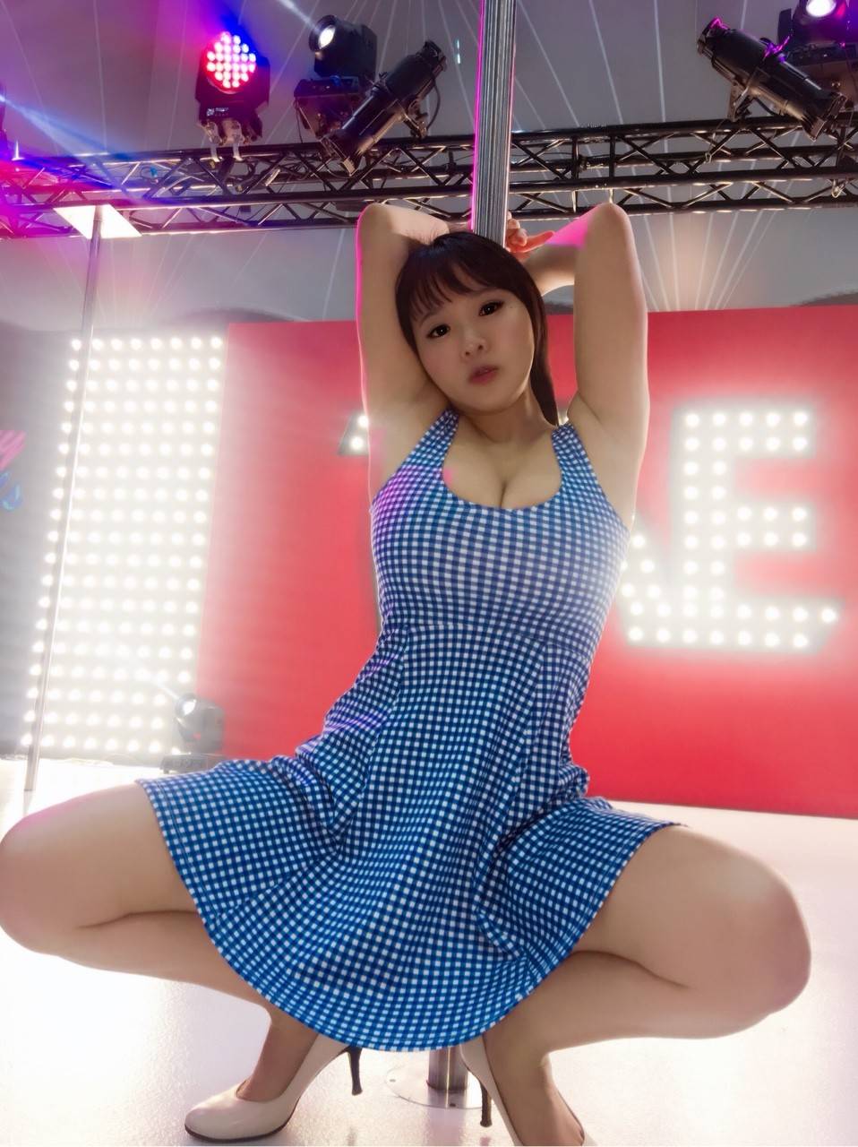 On the pole | Scrolller