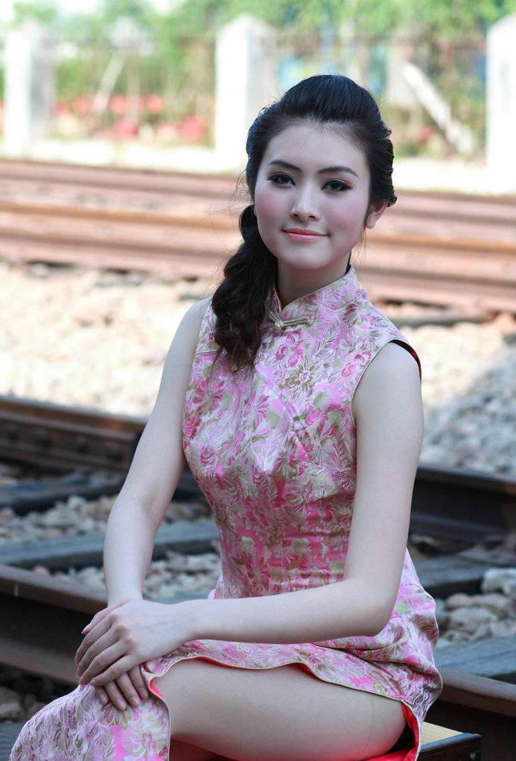 On the tracks | Scrolller