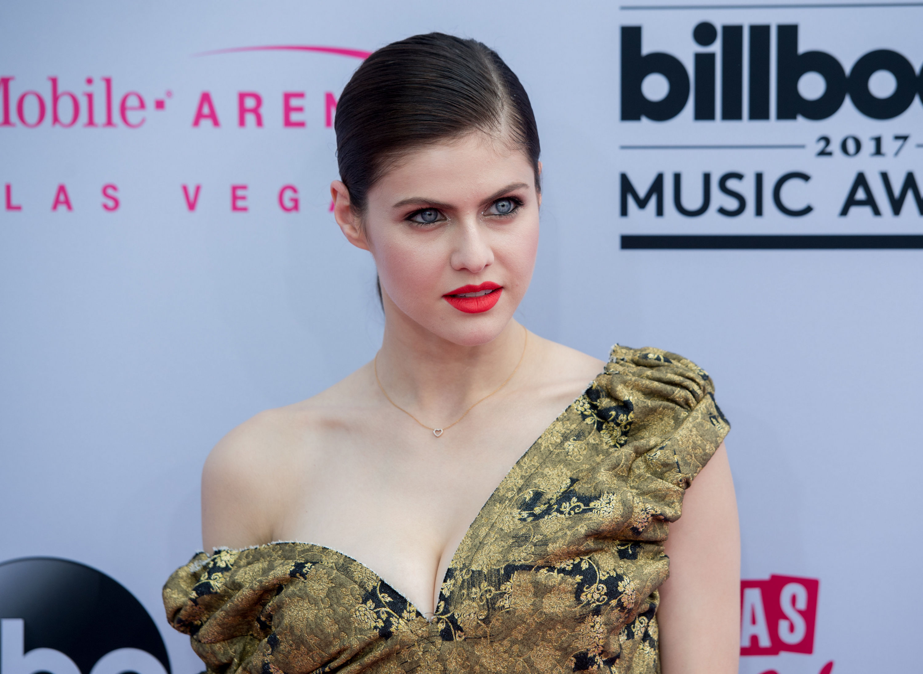 One bare shoulder | Scrolller