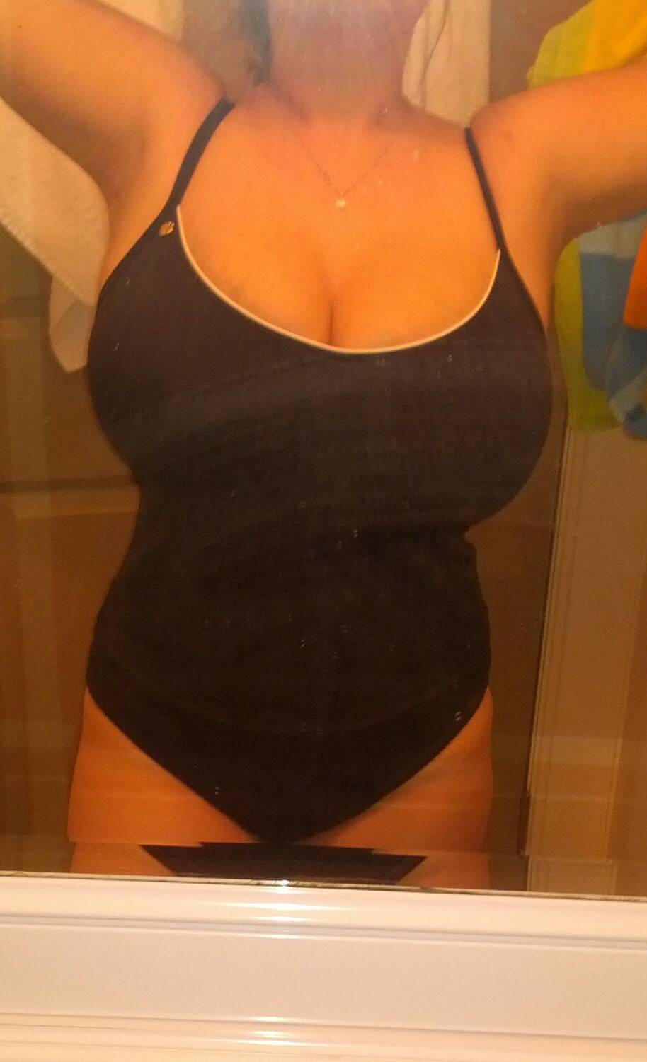 Busty Selfie | Scrolller