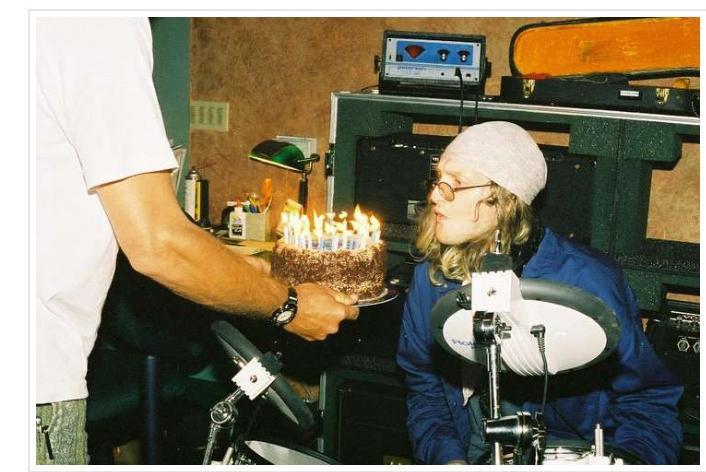 one of the last photos of Layne before he died. Barely recognisable | Scrolller