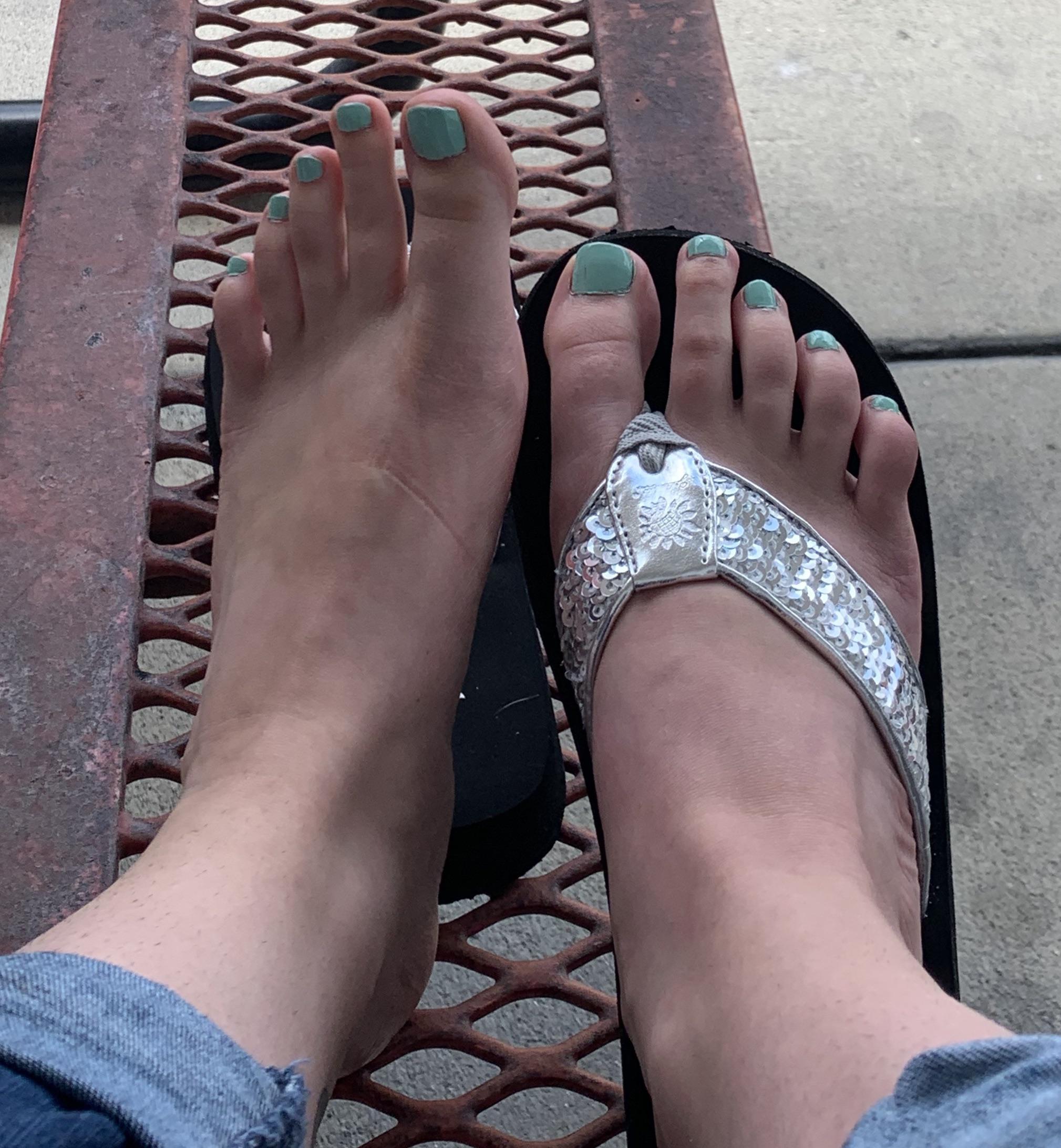 One on and one off flip flops 😘 | Scrolller