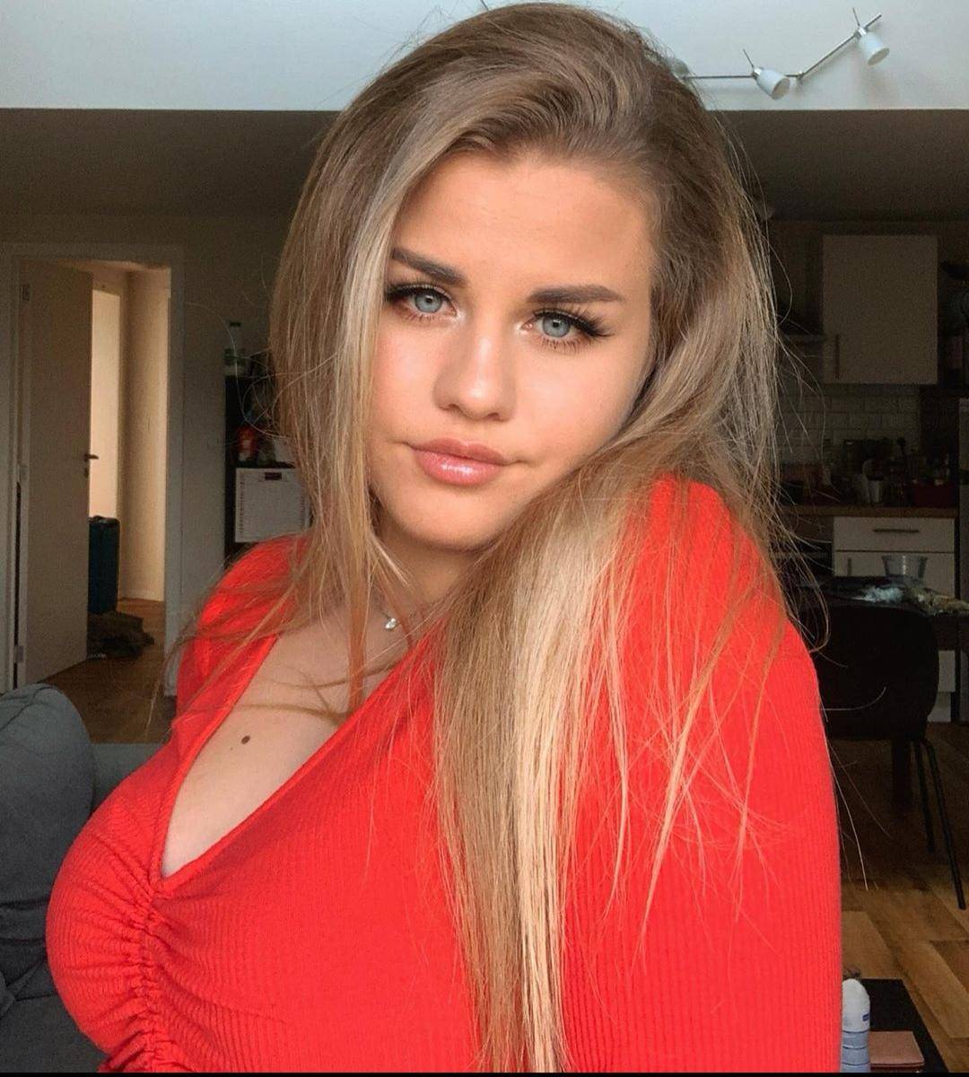 Oops eyes contact | Scrolller