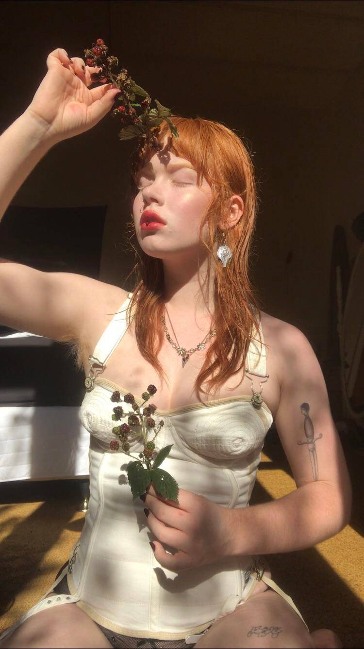 (Over 18) blackberry sprite 🪞🦋🤍 | Scrolller