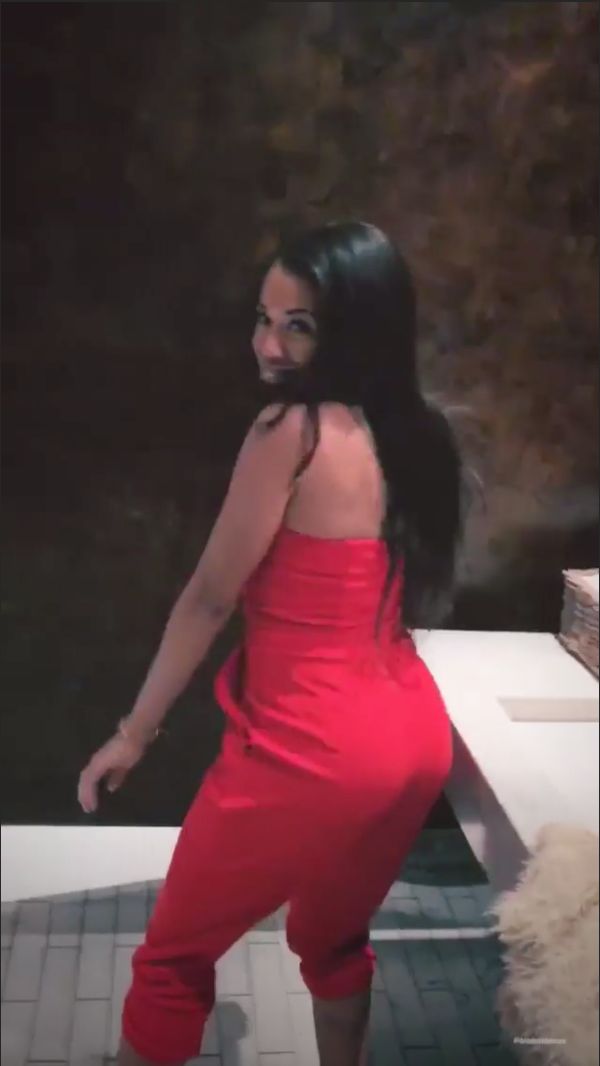 Over the Shoulder | Scrolller